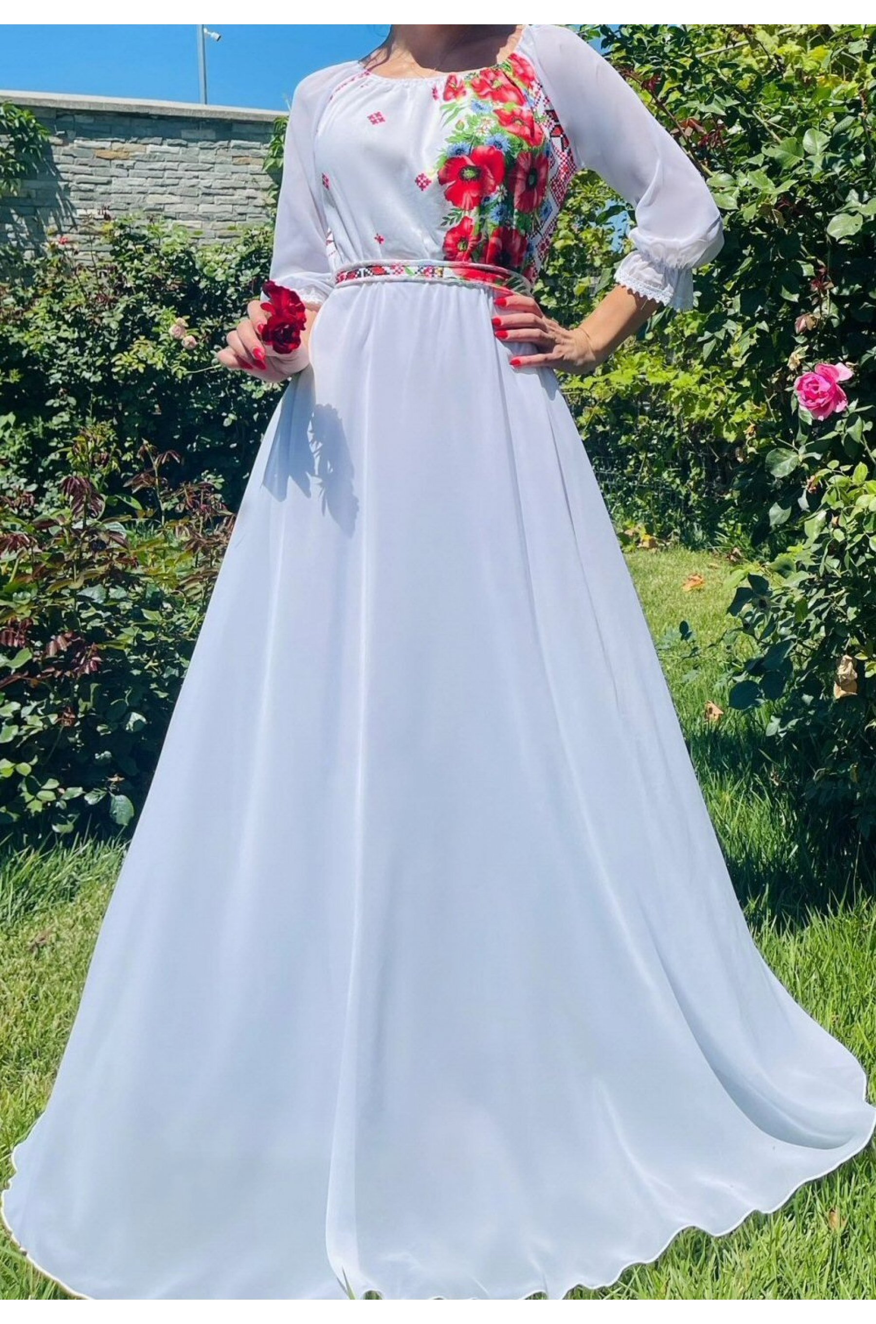 Rochie traditionala lunga alba din voal vaporoasa cu maci rosii ...