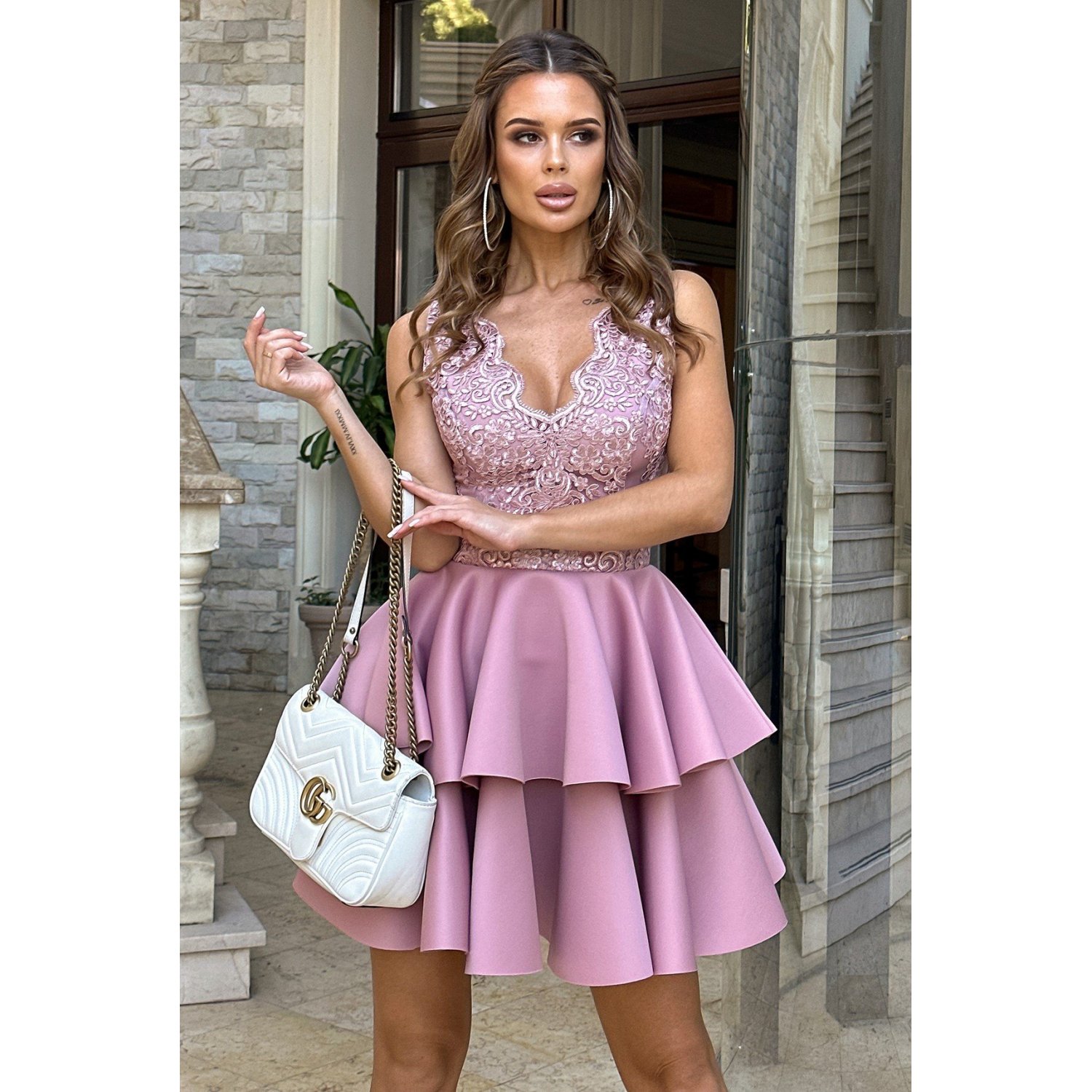 Rochie babydoll scurta, din dantela roz prafuit, cu volane suprapuse ...