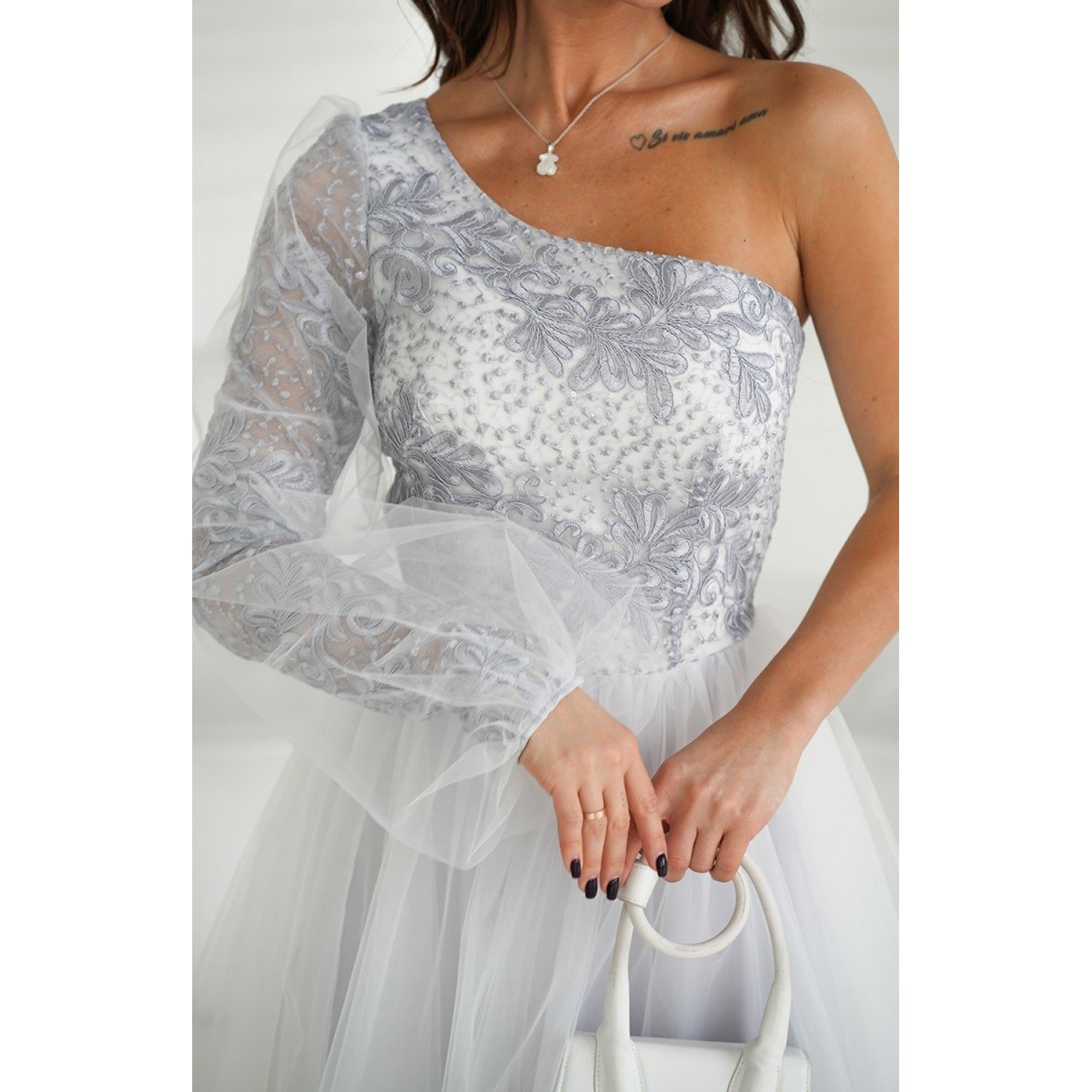 Rochie eleganta lunga din tulle alba cu dantela argintie cu un umar gol ...