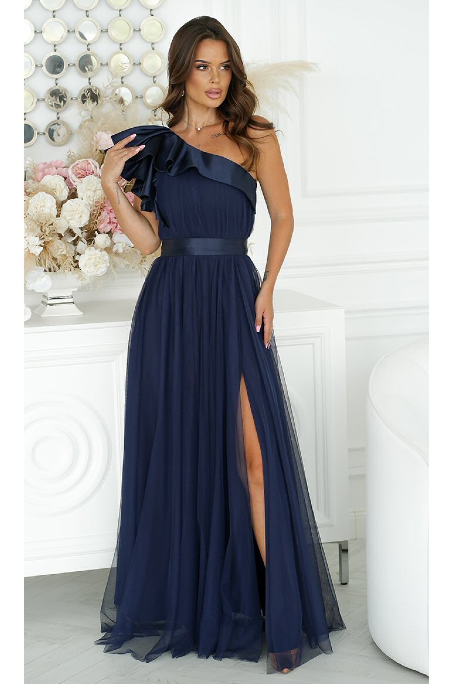 Rochie eleganta lunga din tulle bleumarin cu un umar gol si volan din ...