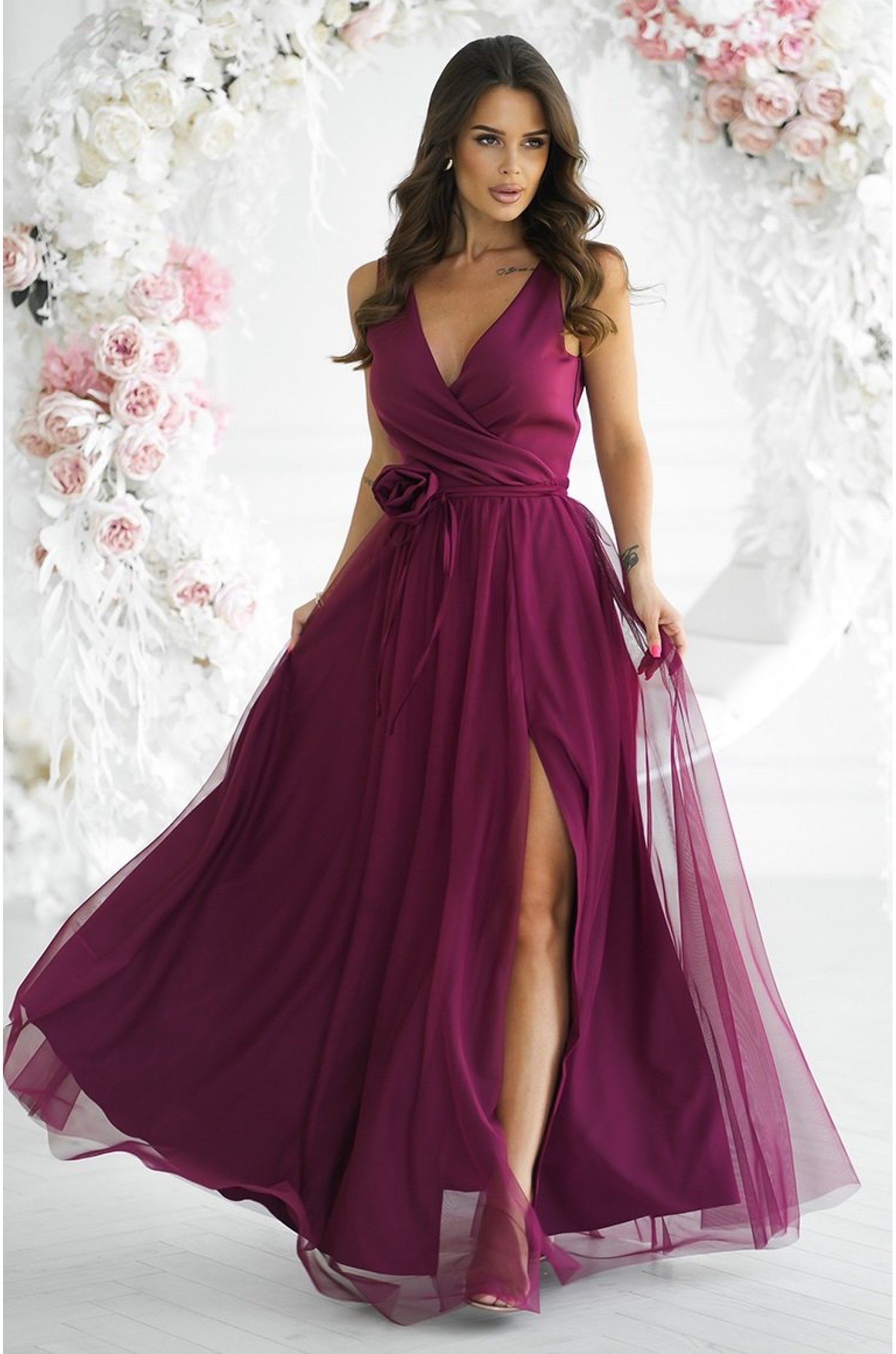Rochie eleganta lunga din tulle burgundy vaporoasa cu floare decorativa ...