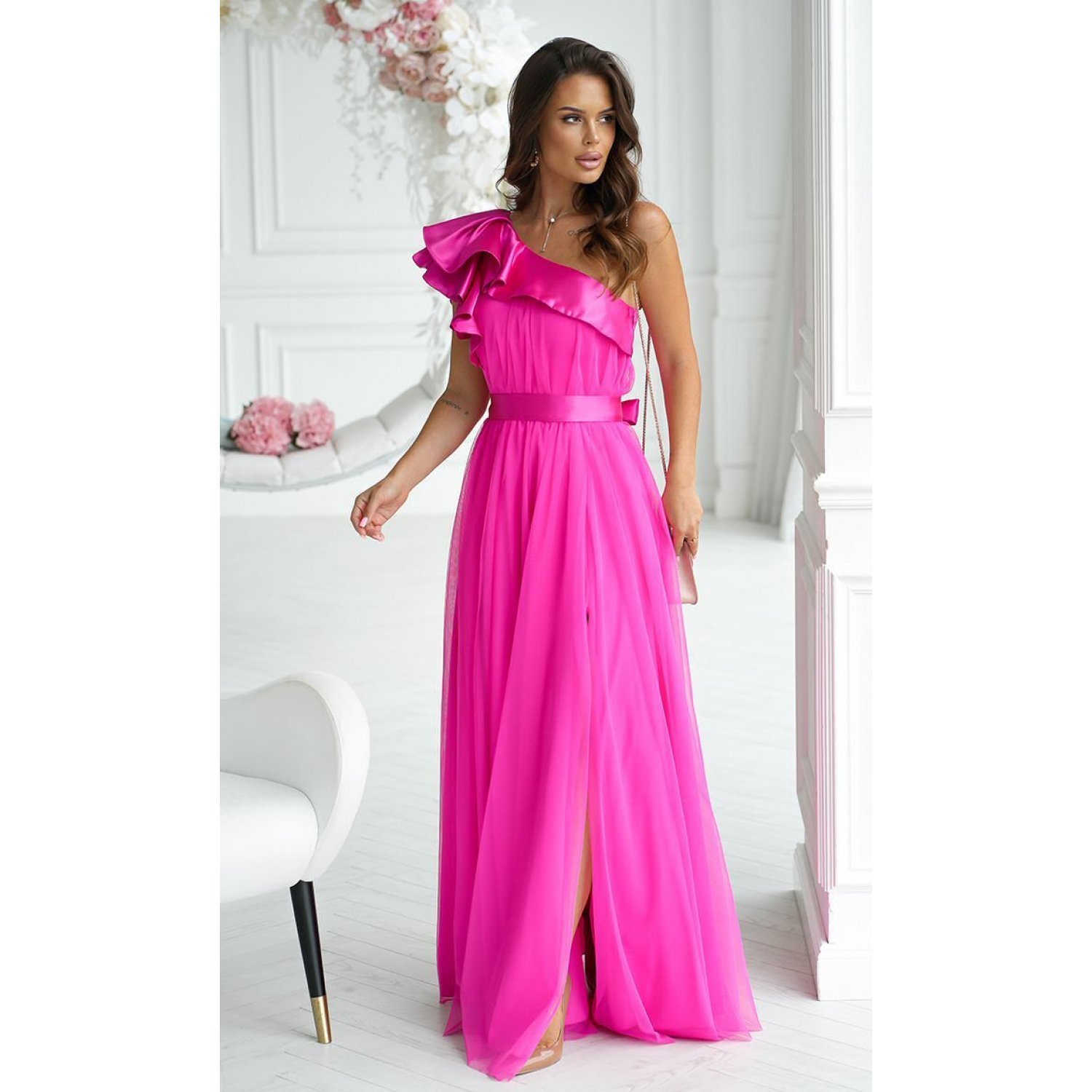 Rochie lunga roz fucsia din tulle cu un umar gol si volan din satin ...