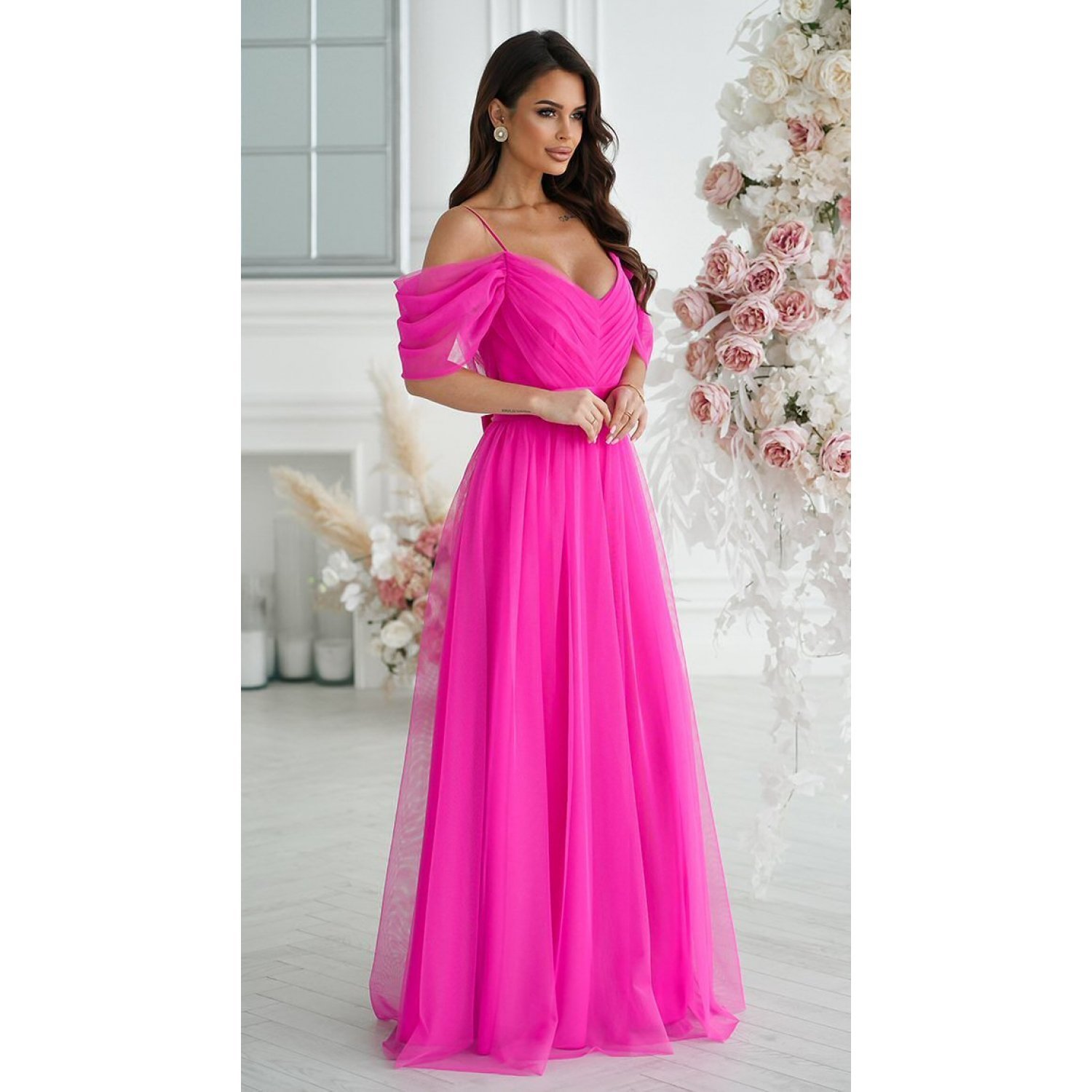 Rochie eleganta lunga din tulle roz fucsia vaporoasa cu umerii goi ...