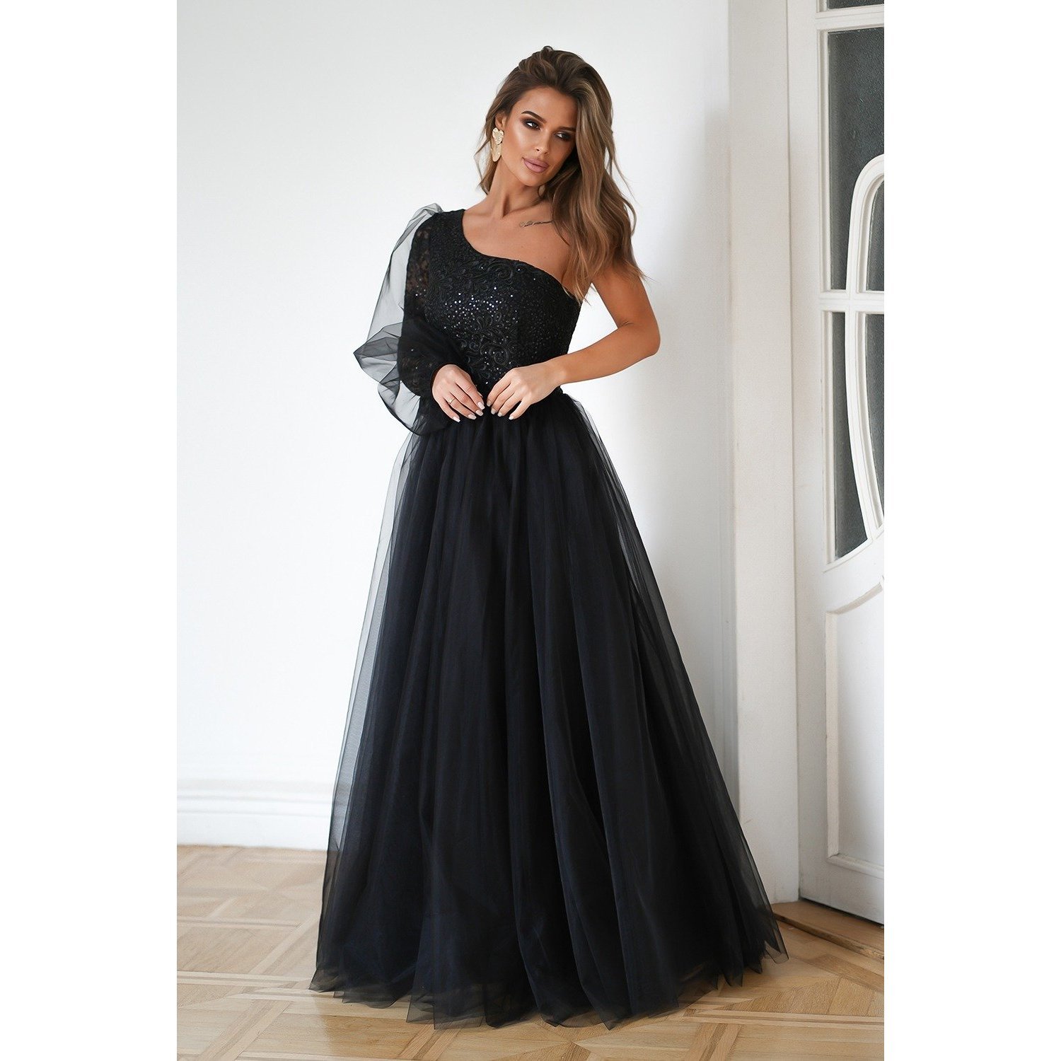 Rochie eleganta lunga neagra din tulle si dantela cu un umar gol si ...