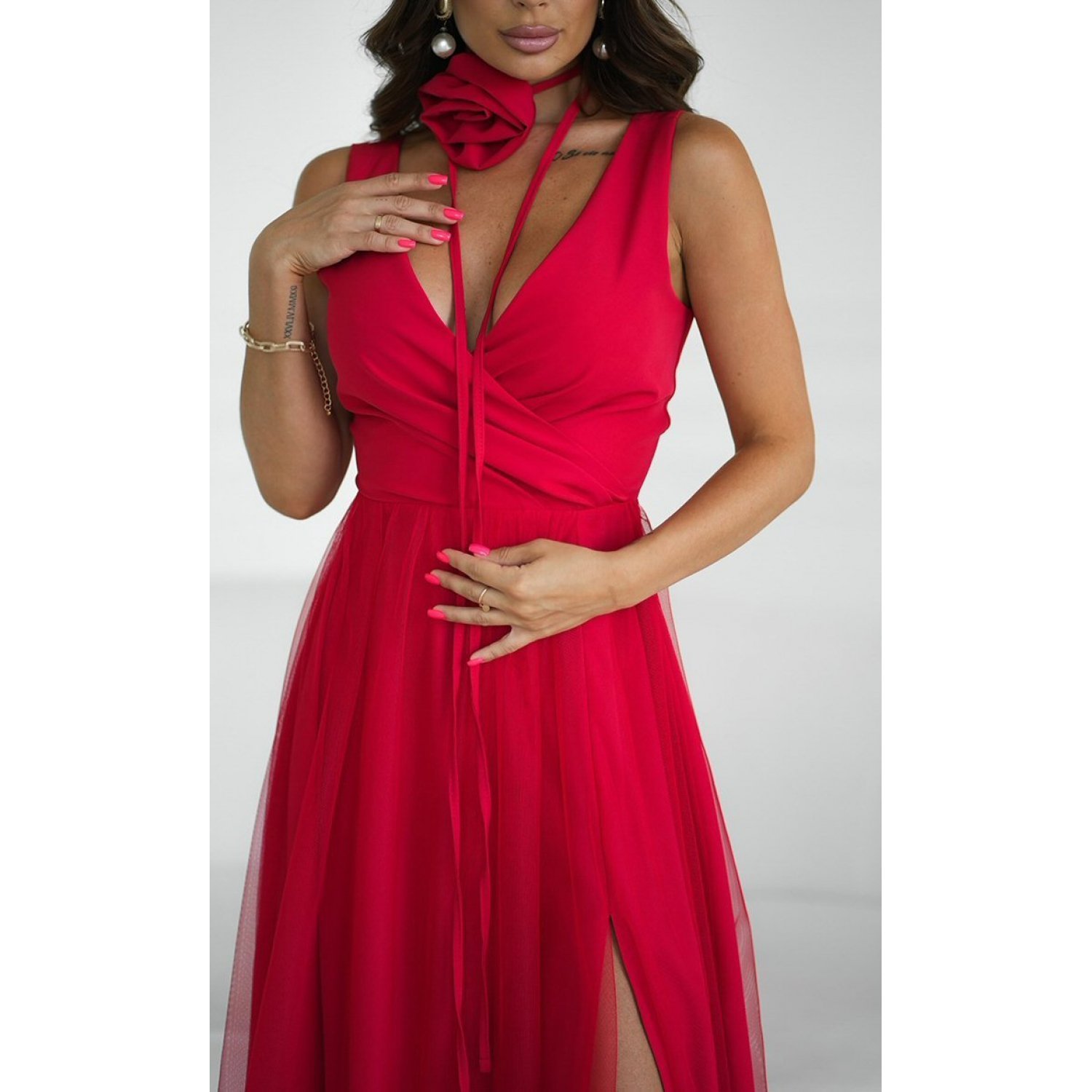 Rochie lunga eleganta rosie din tulle vaporoasa cu floare decorativa ...