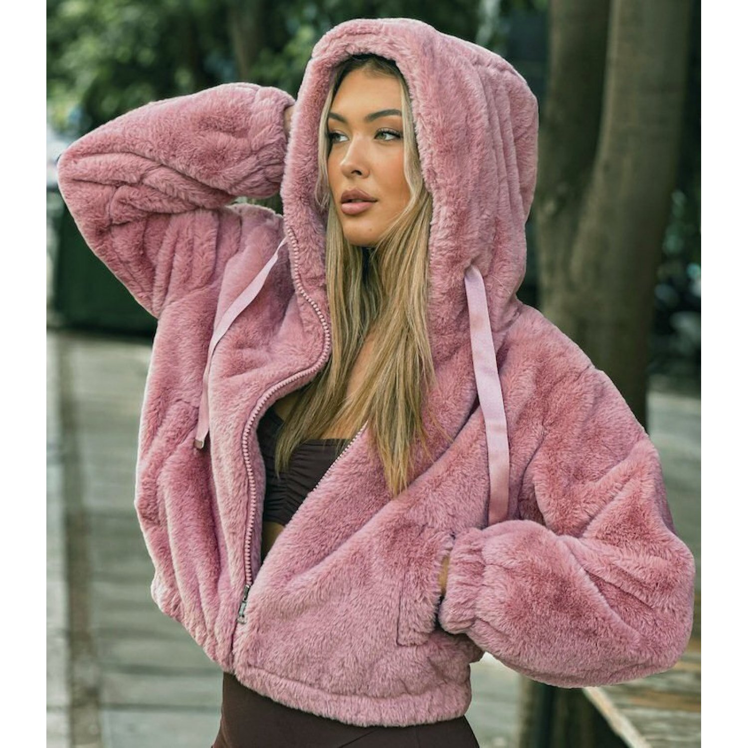 Geaca dama de iarna scurta, blana eco, roz pudra, cu buzunare si gluga ...