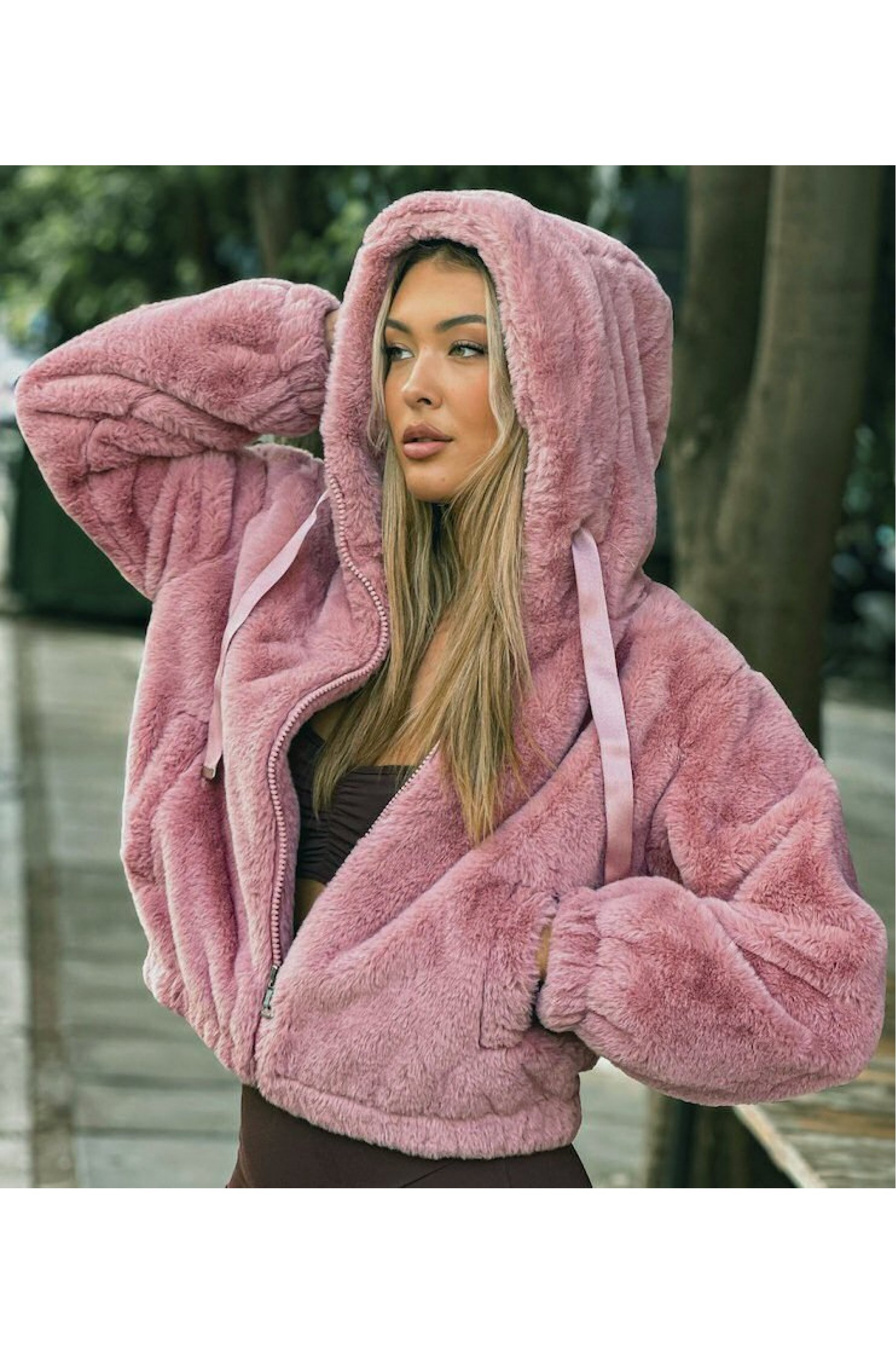 Geaca dama de iarna scurta, blana eco, roz pudra, cu buzunare si gluga ...