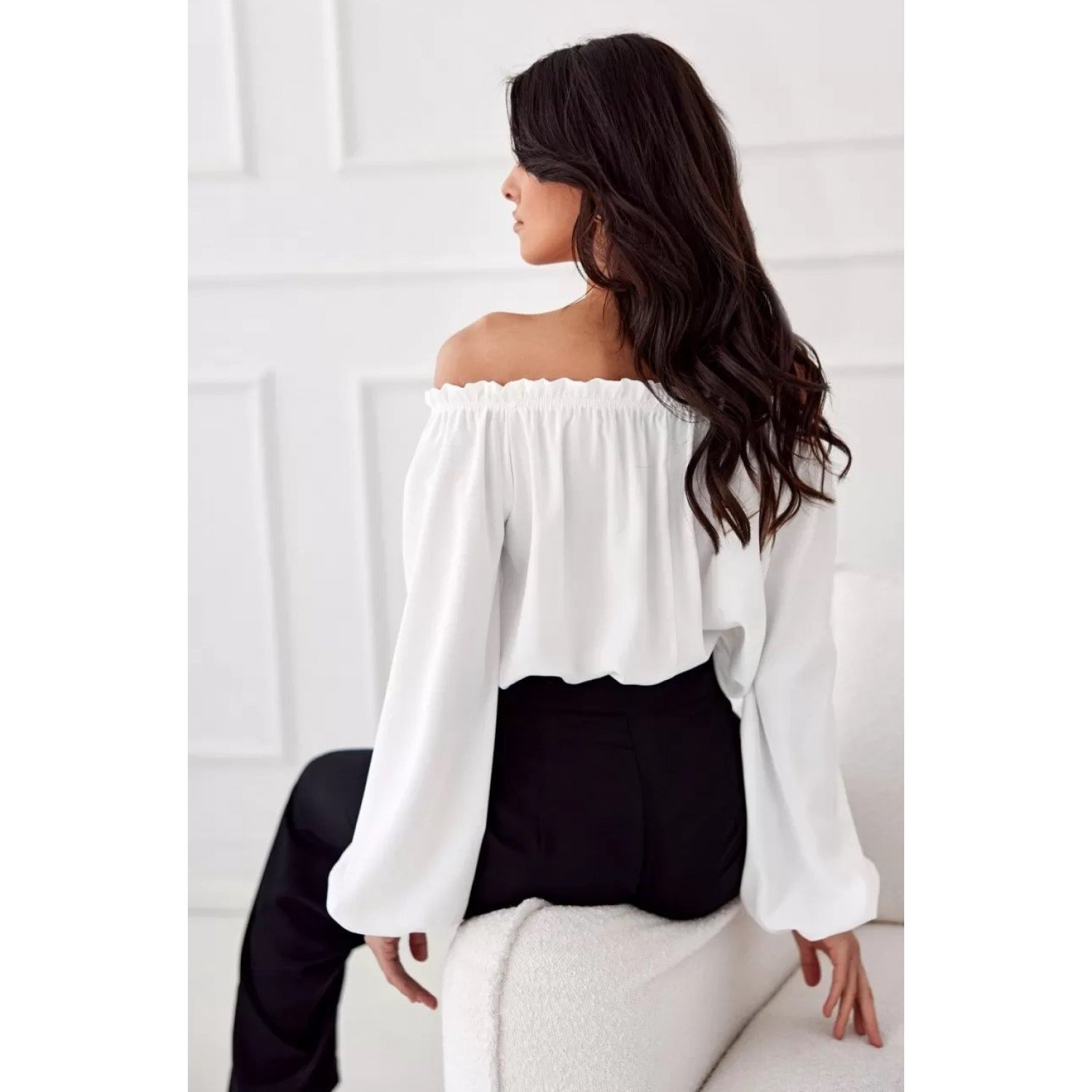 Bluza dama cu floare, din satin, alba, cu umerii goi si maneca lunga ...