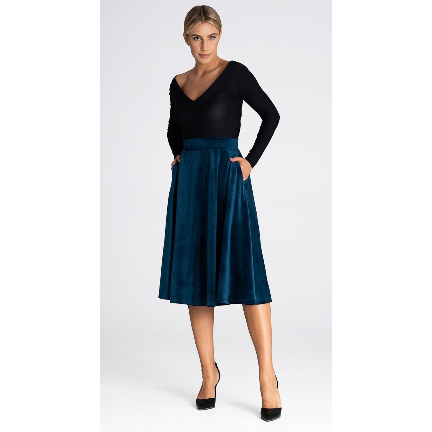 Fusta evazata din catifea, midi, albastra, cu talia inalta si buzunare ...