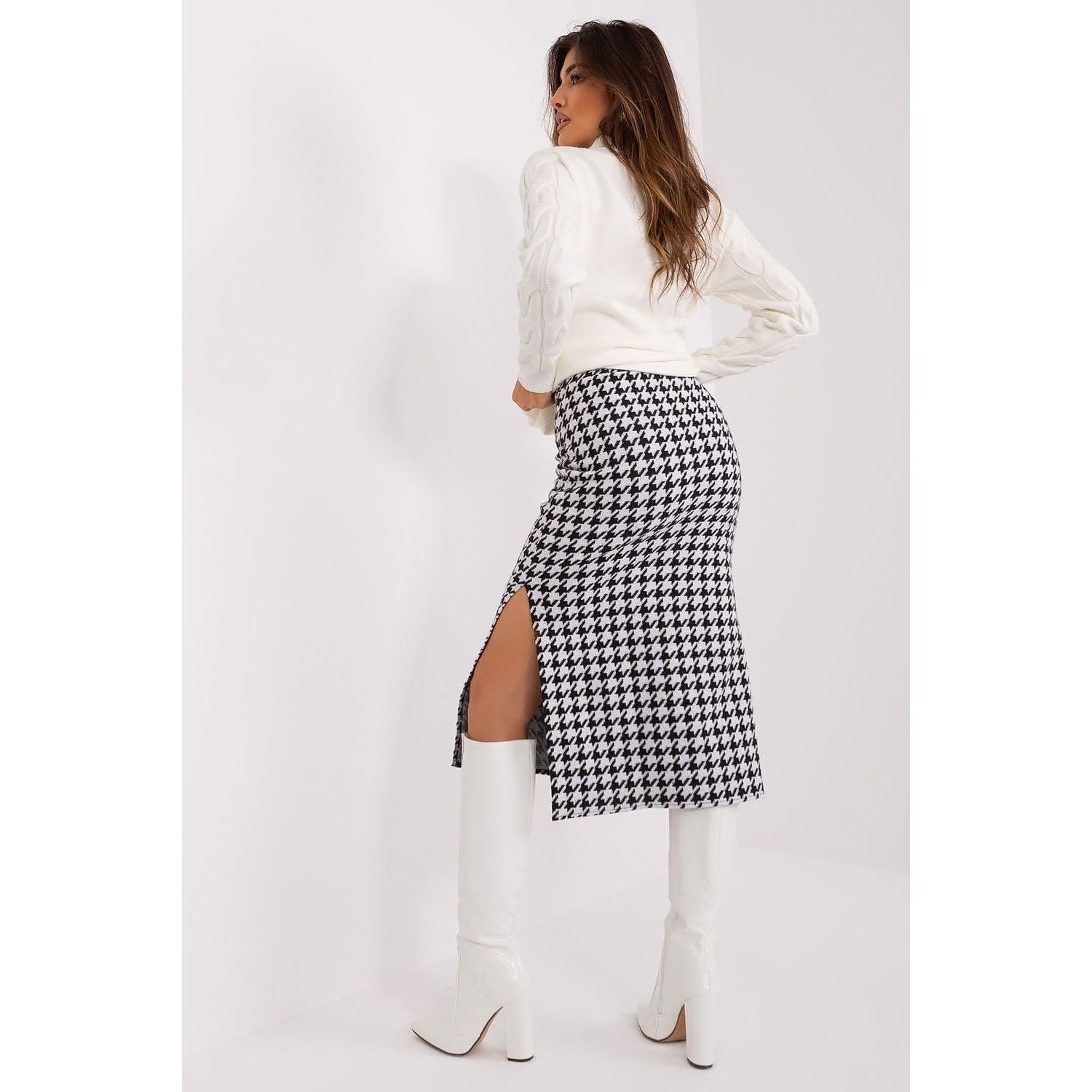 Fusta tip creion, din bumbac, midi, alba cu print negru, crapata pe ...