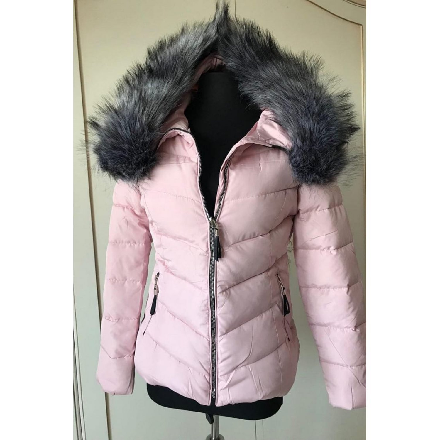 Geaca de dama de iarna roz matlasata cu blana la gluga Pinky