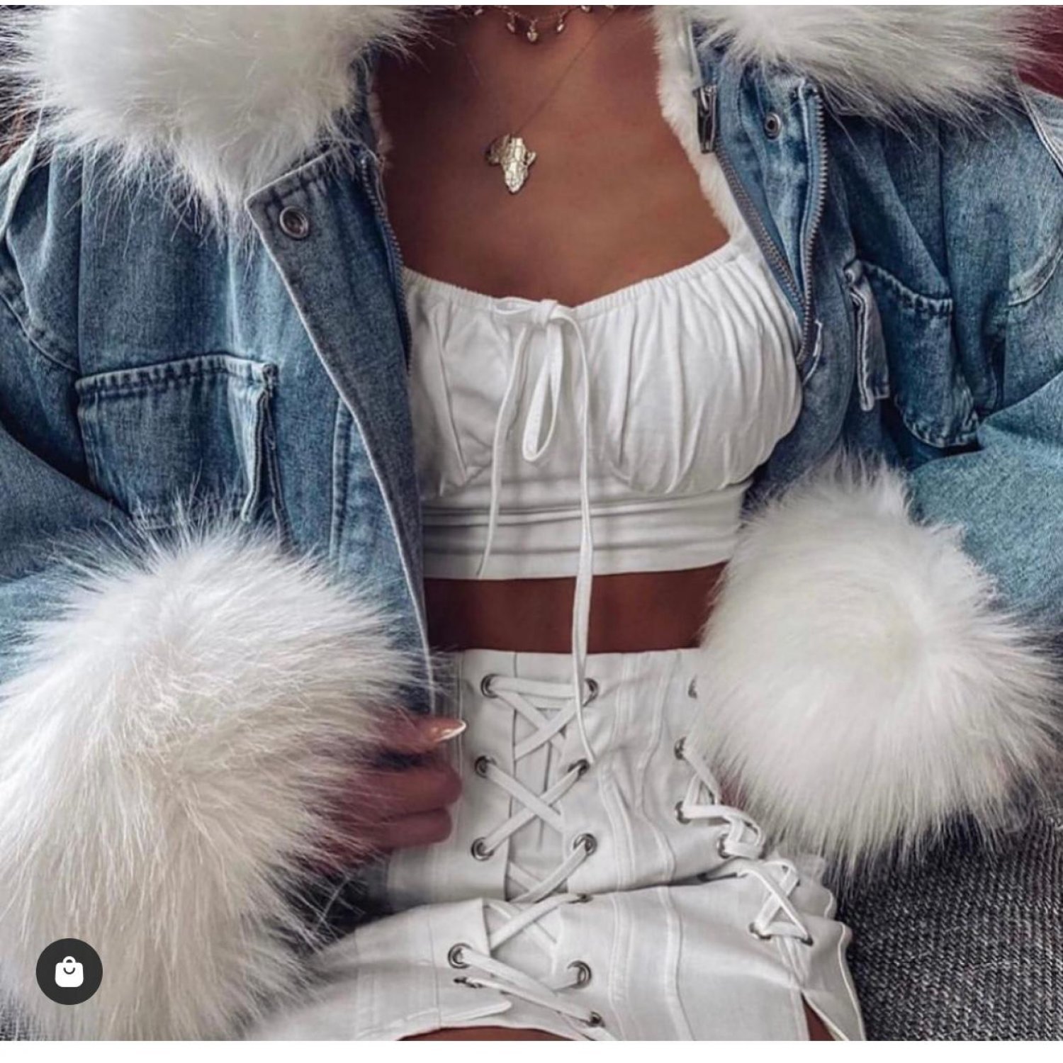 Geaca dama din denim albastru cu guler din blana eco alba Sara ...