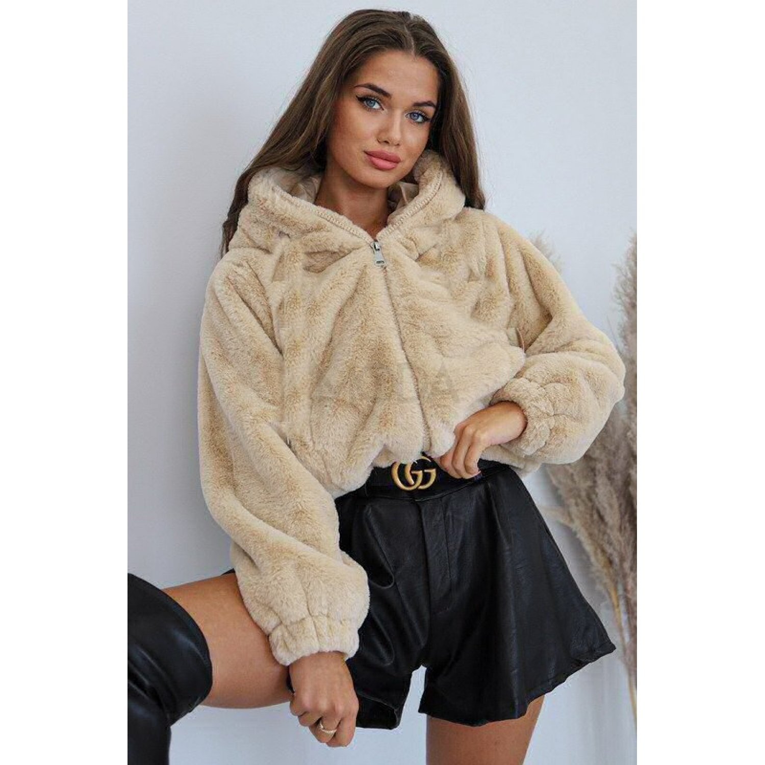 Geaca dama de iarna scurta, blana eco, crem, cu buzunare si gluga ...