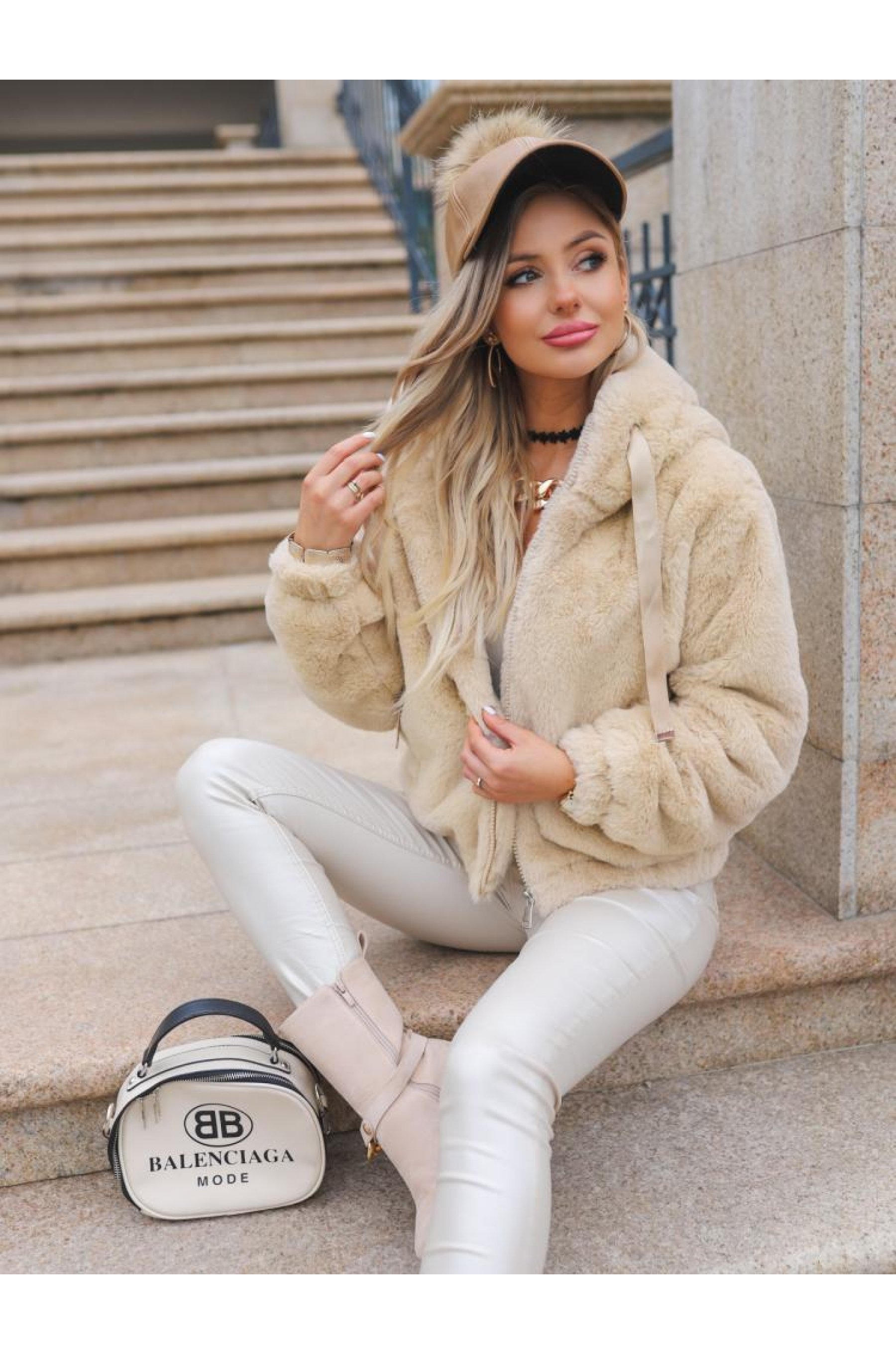 Geaca dama de iarna scurta blana eco crem cu buzunare Rosary