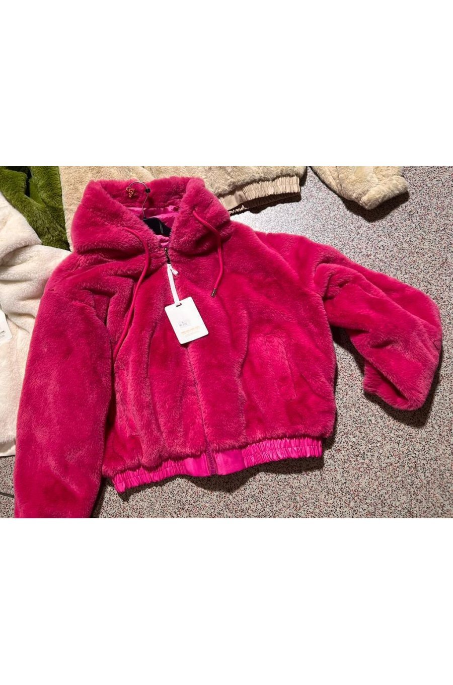 Geaca dama de iarna scurta, blana eco, roz fucsia, cu buzunare si gluga ...