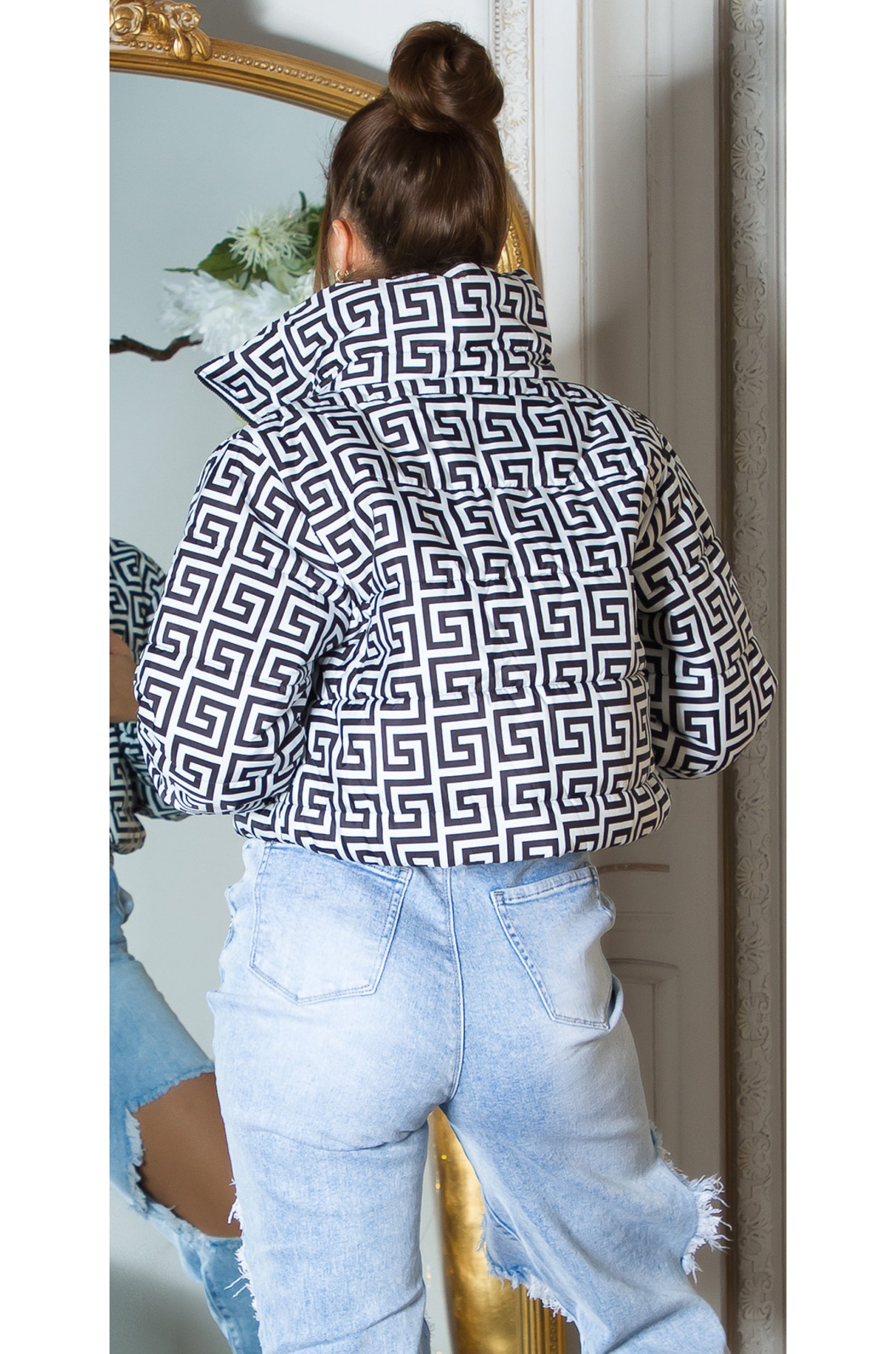 Geaca dama de iarna scurta, din nylon, alba cu print negru, bomber ...