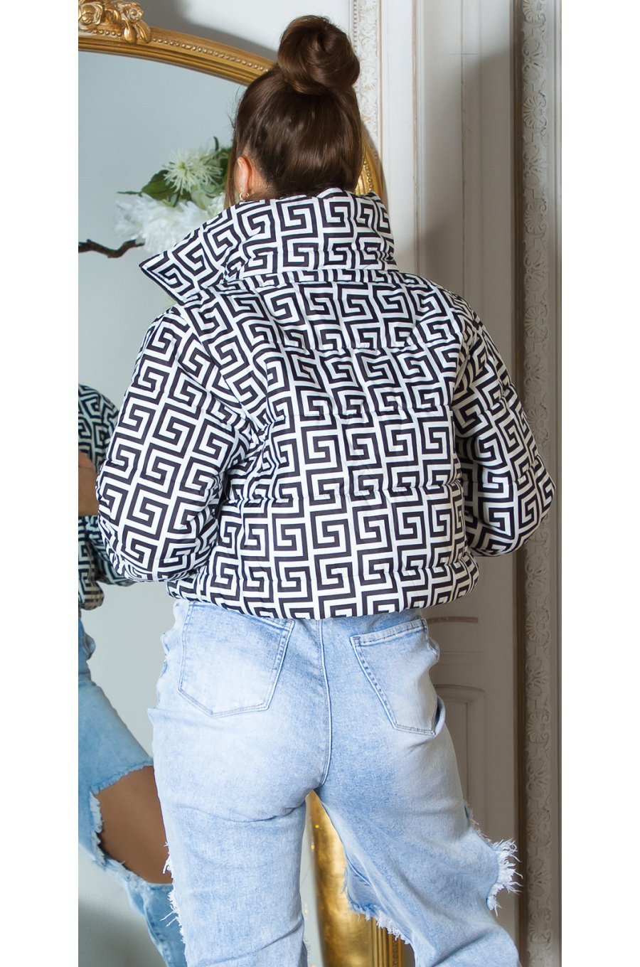 Geaca dama de iarna scurta, din nylon, alba cu print negru, bomber ...