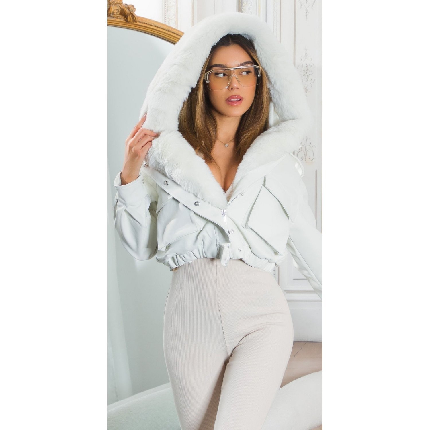 Geaca dama de iarna scurta, din piele eco alba, cu gluga si blana ...