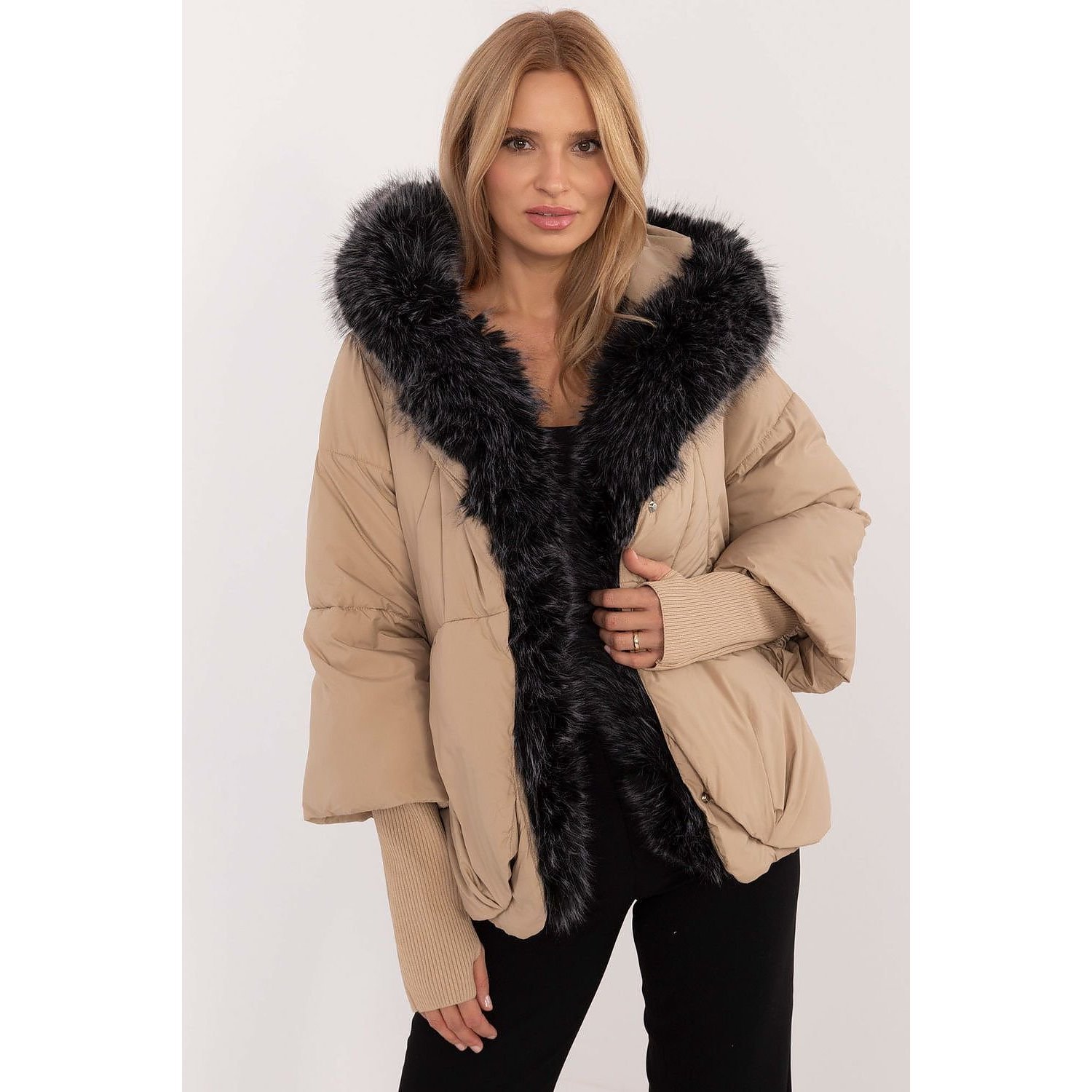 Geaca dama de iarna, scurta, matlasata, bej, cu gluga si blanita neagra ...