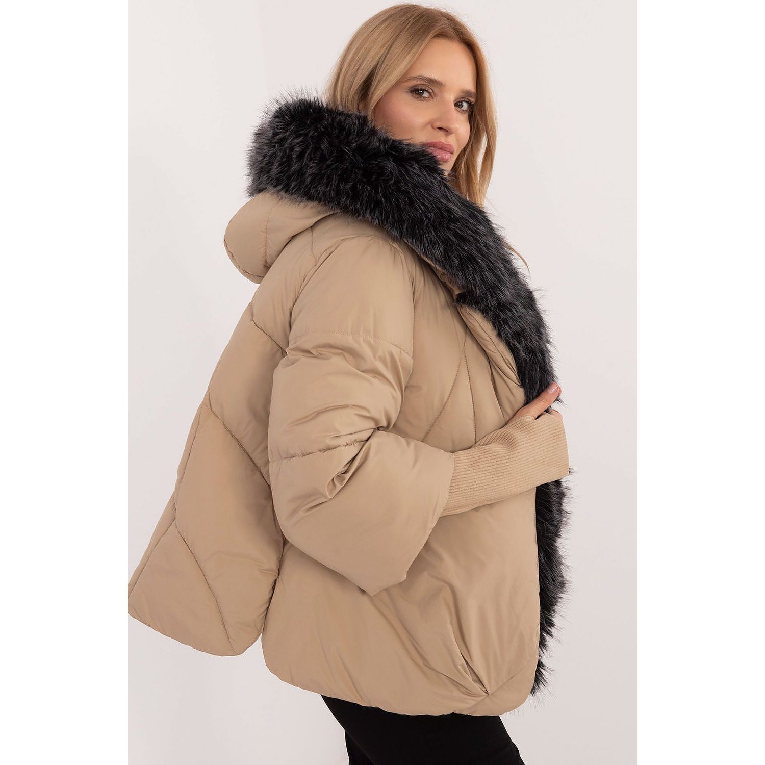 Geaca dama de iarna, scurta, matlasata, bej, cu gluga si blanita neagra ...