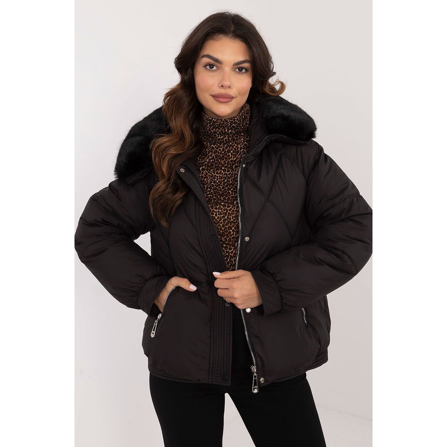Geaca dama de iarna scurta, neagra, matlasata, cu gluga si blanita ...