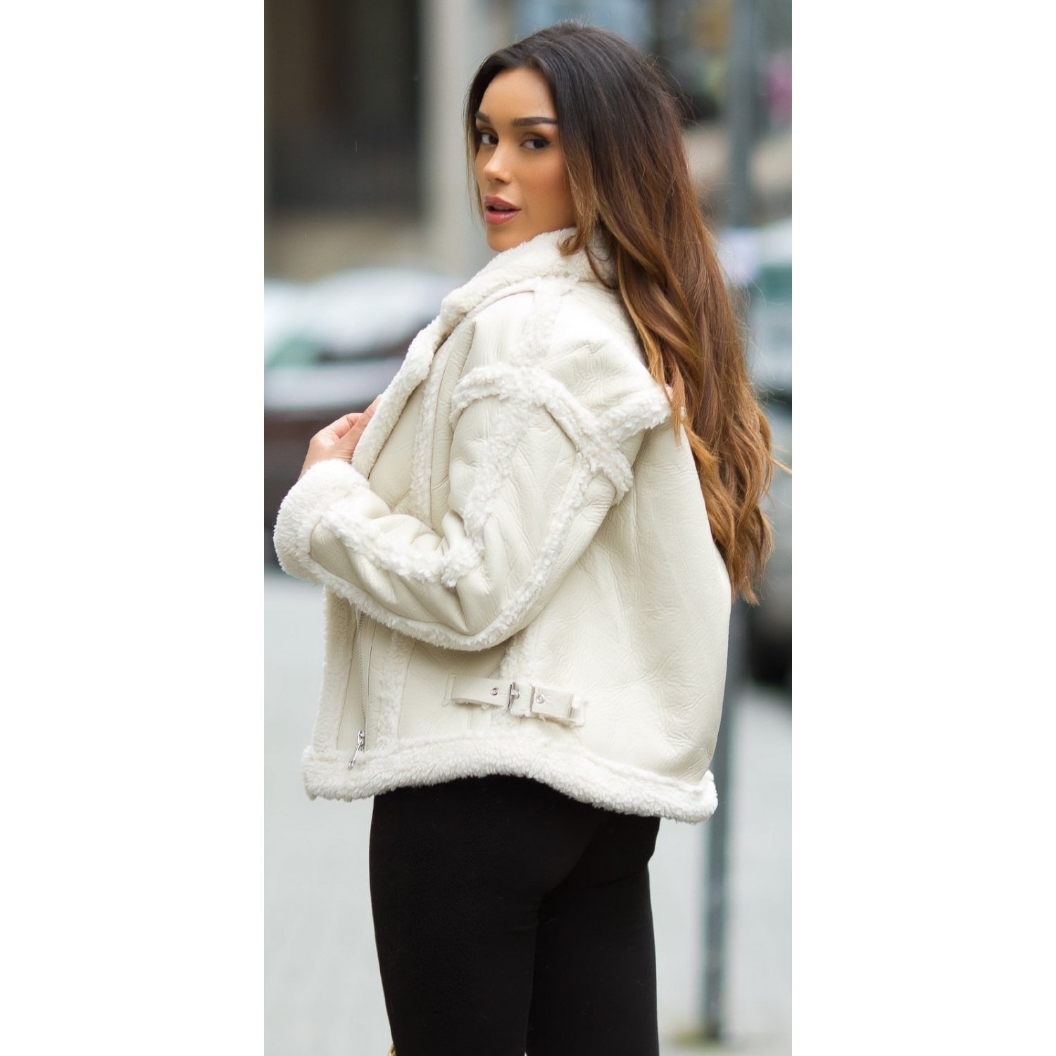 Geaca dama de iarna scurta, tip cojoc, piele eco bej cu blana alba ...