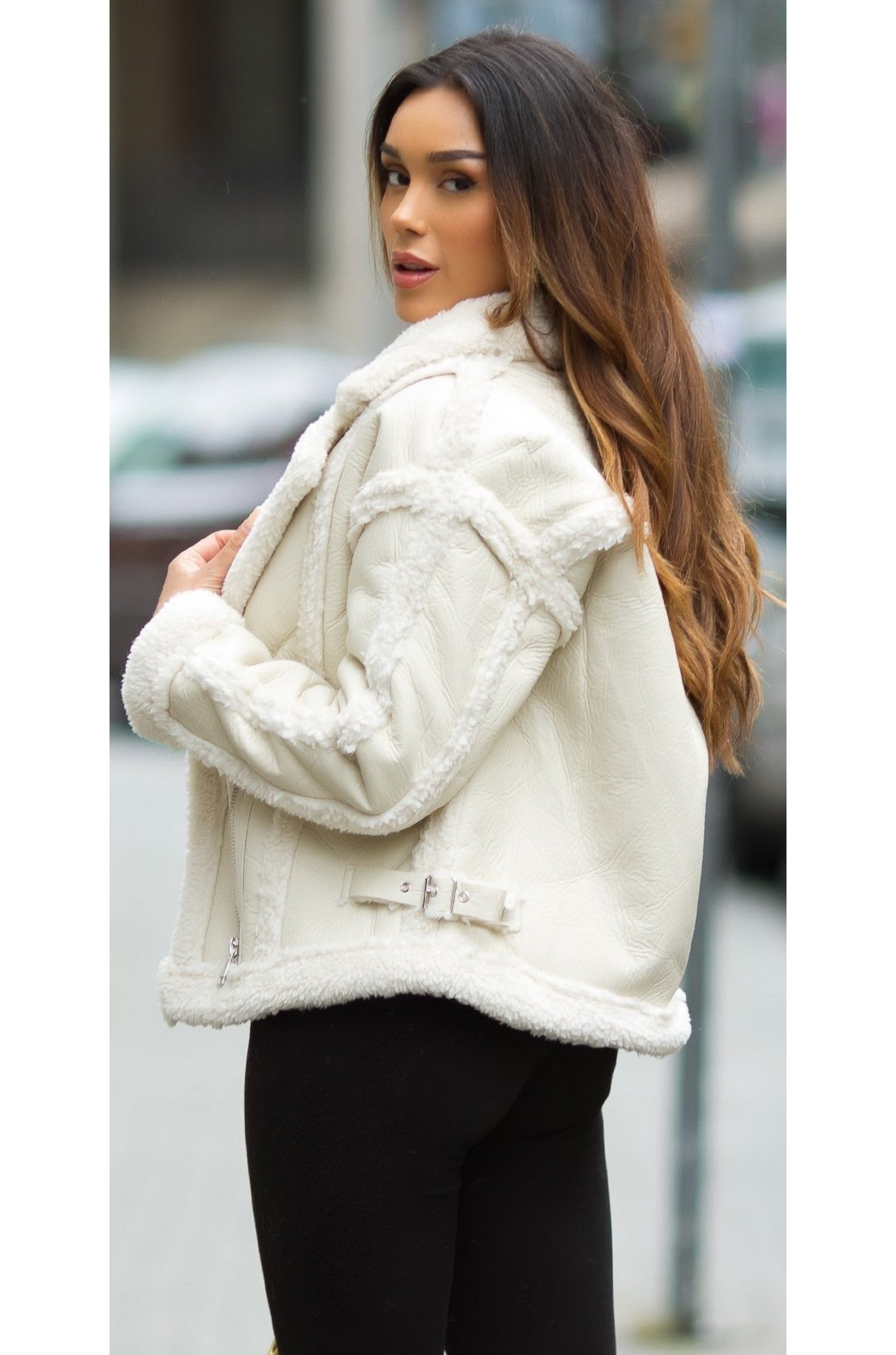 Geaca dama de iarna scurta, tip cojoc, piele eco bej cu blana alba ...