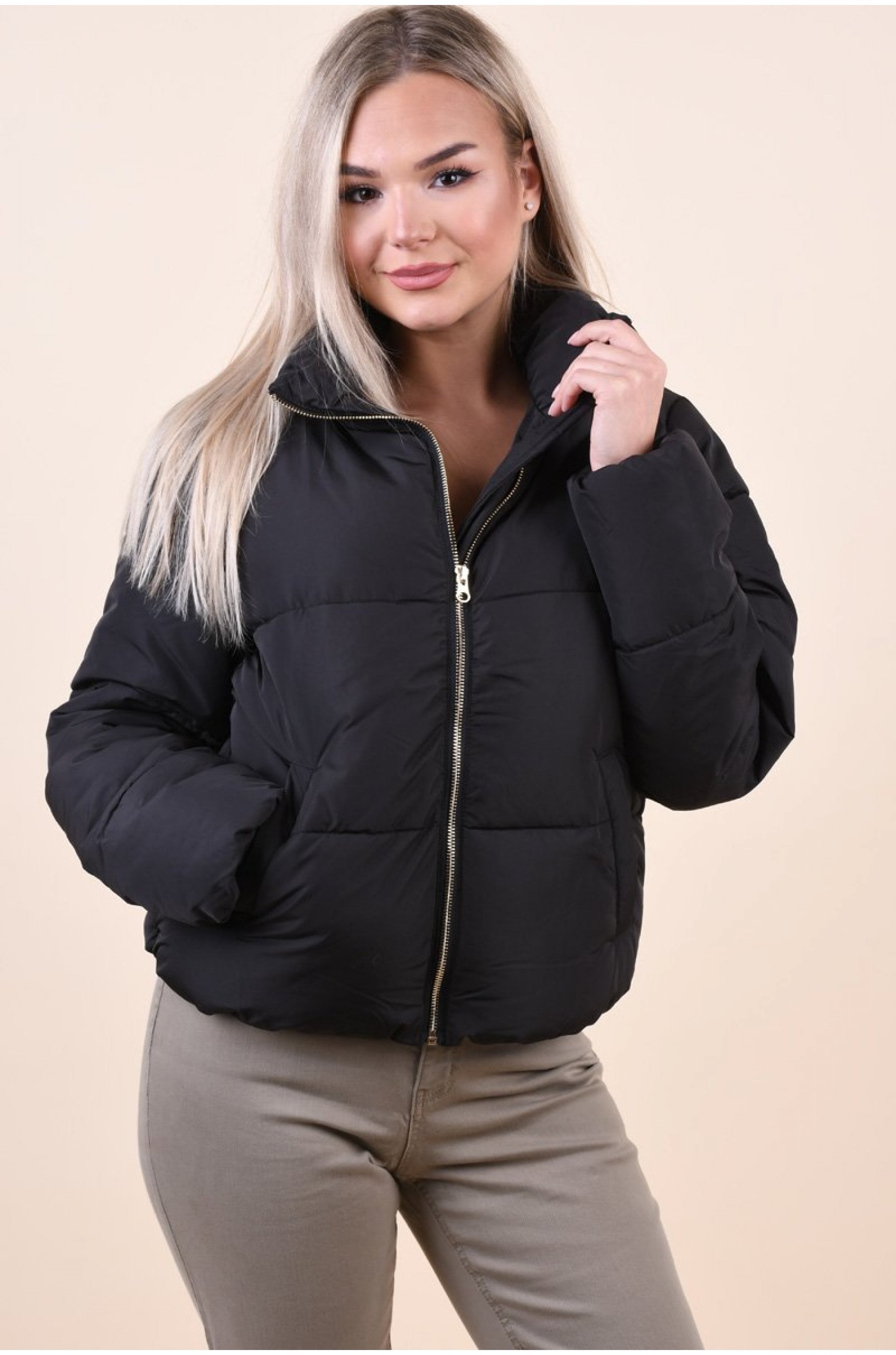 Geaca dama neagra scurta Sarkas - JojoFashion.ro