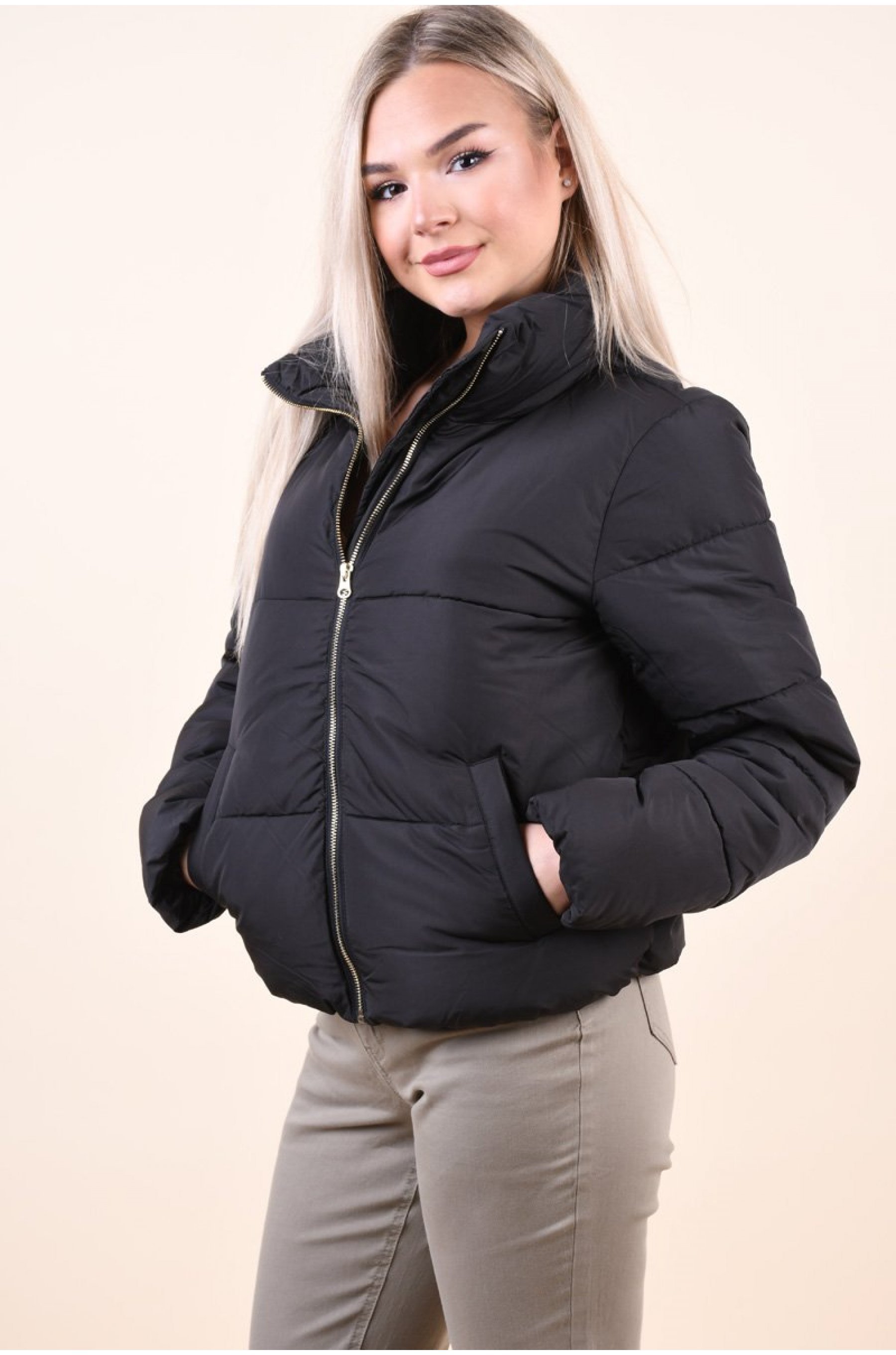 Geaca dama neagra scurta Sarkas - JojoFashion.ro