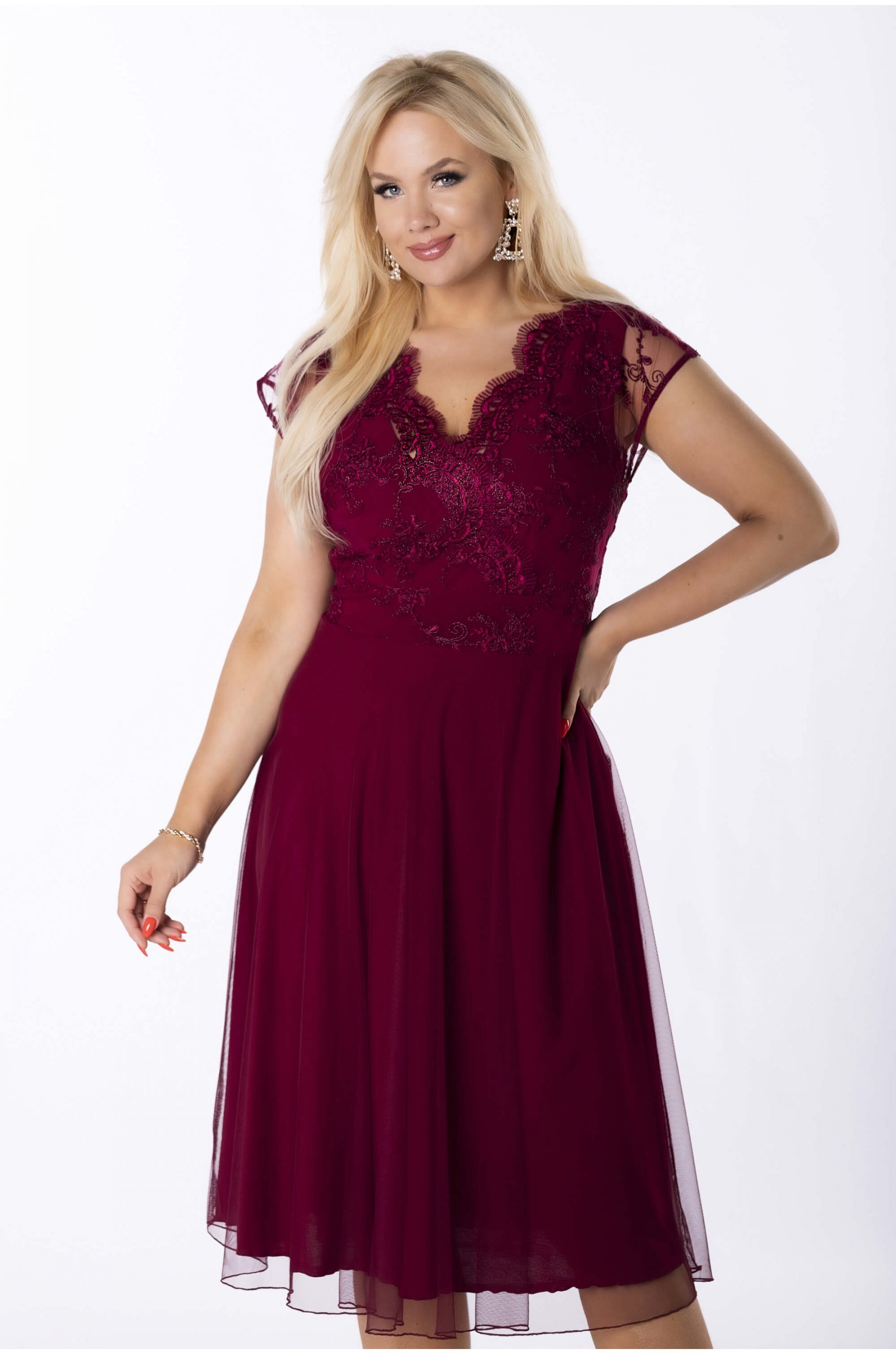 Rochie XXL de ocazie cu tull si broderie burgundy Estella - JojoFashion.ro