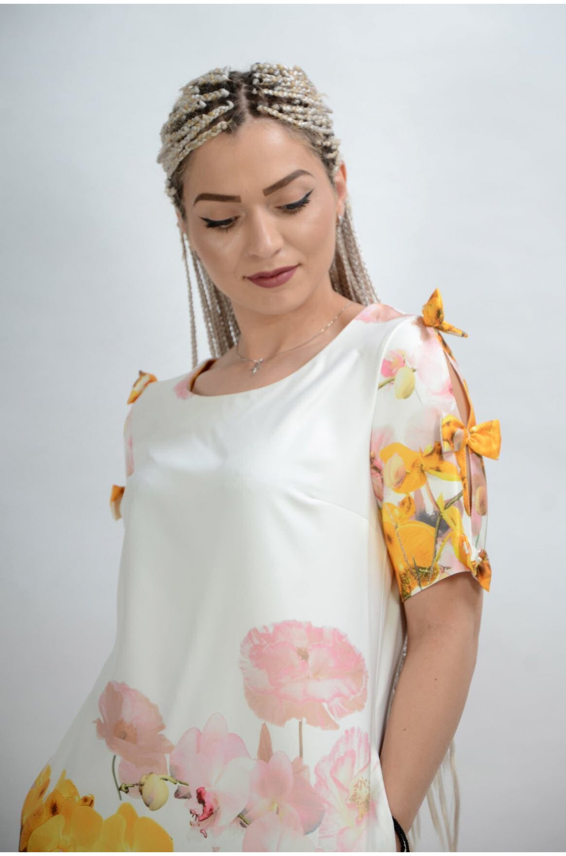 Rochie midi alba cu flori galbene croi A Barbara - JojoFashion.ro