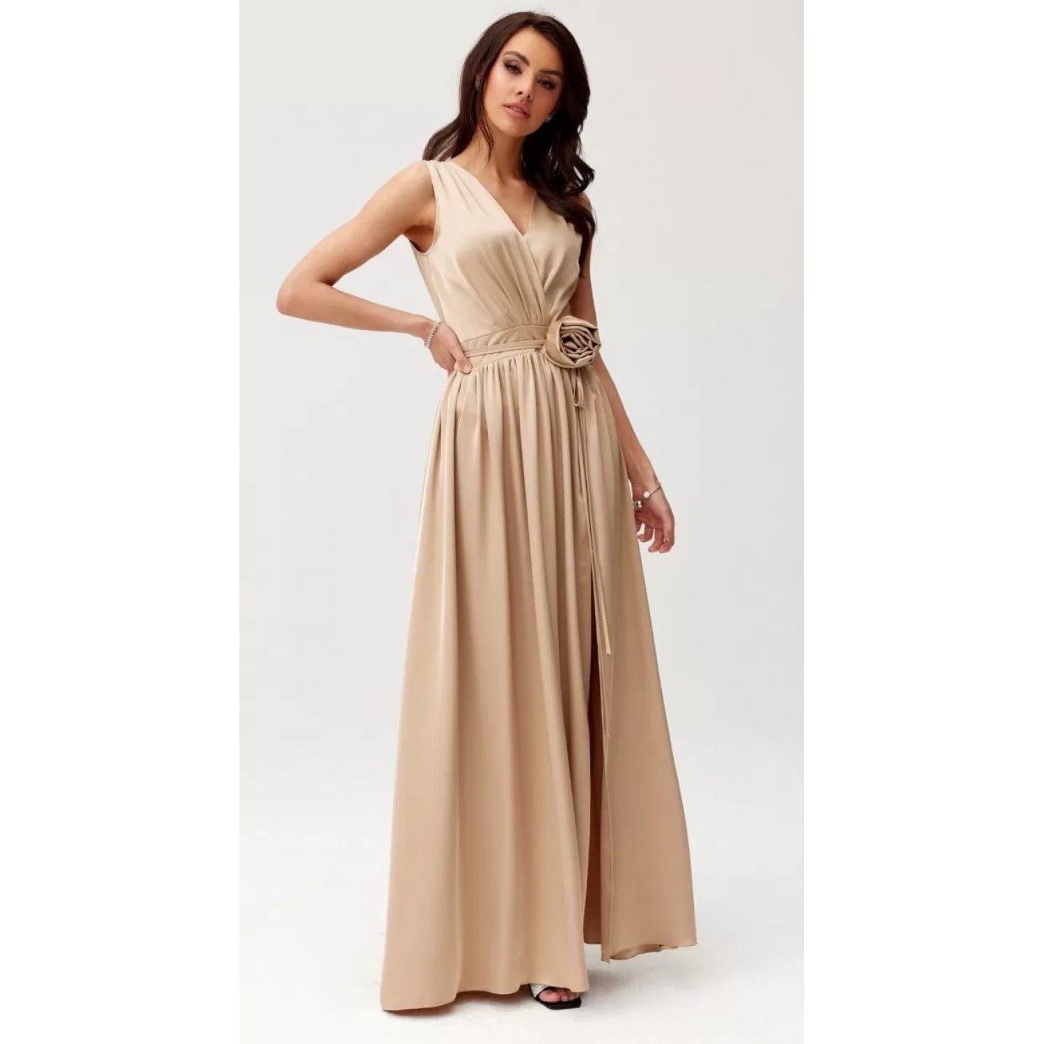 Rochie lunga din satin bej cu floare in talie PalomaR - JojoFashion.ro