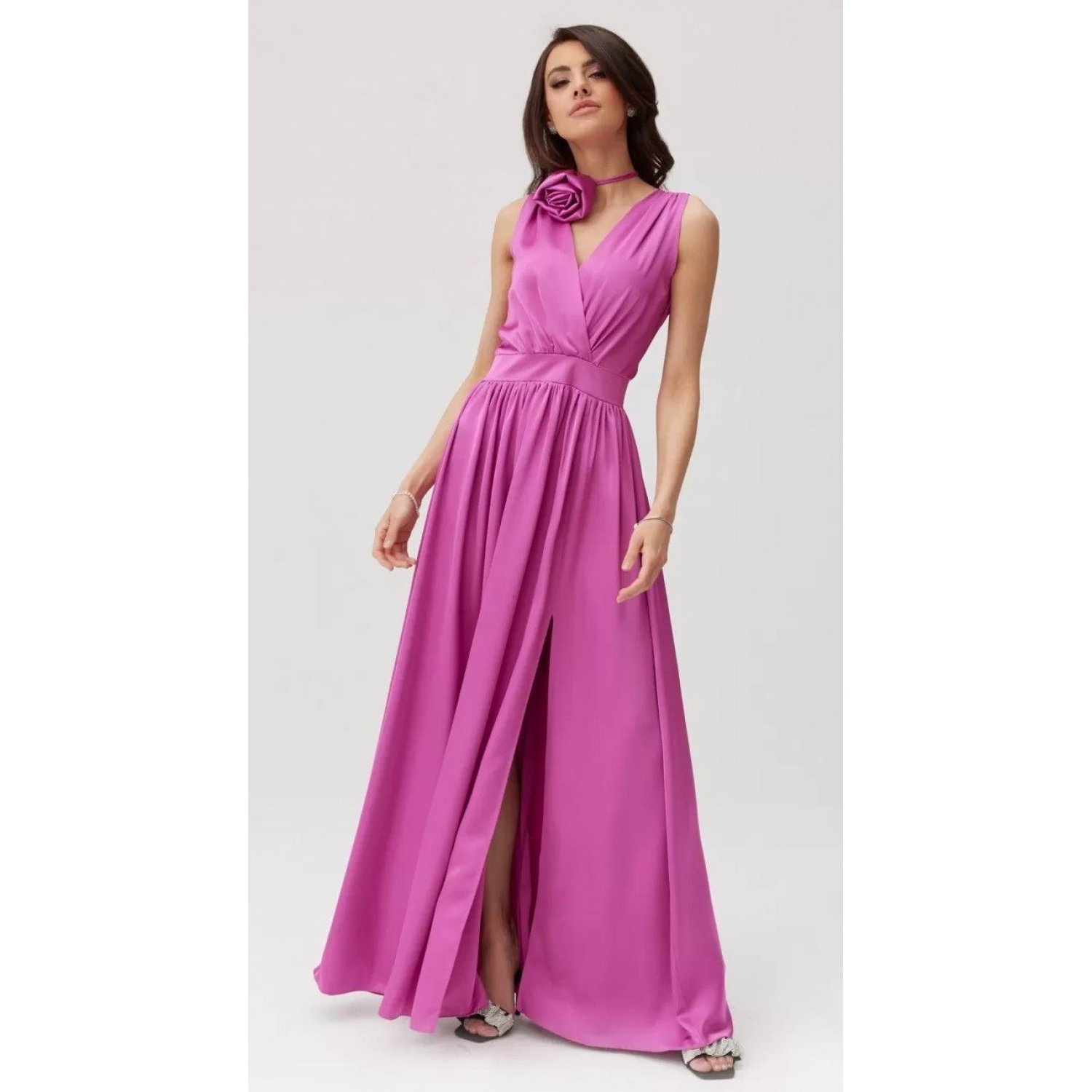Rochie lunga din satin roz cu floare in talie PalomaR - JojoFashion.ro