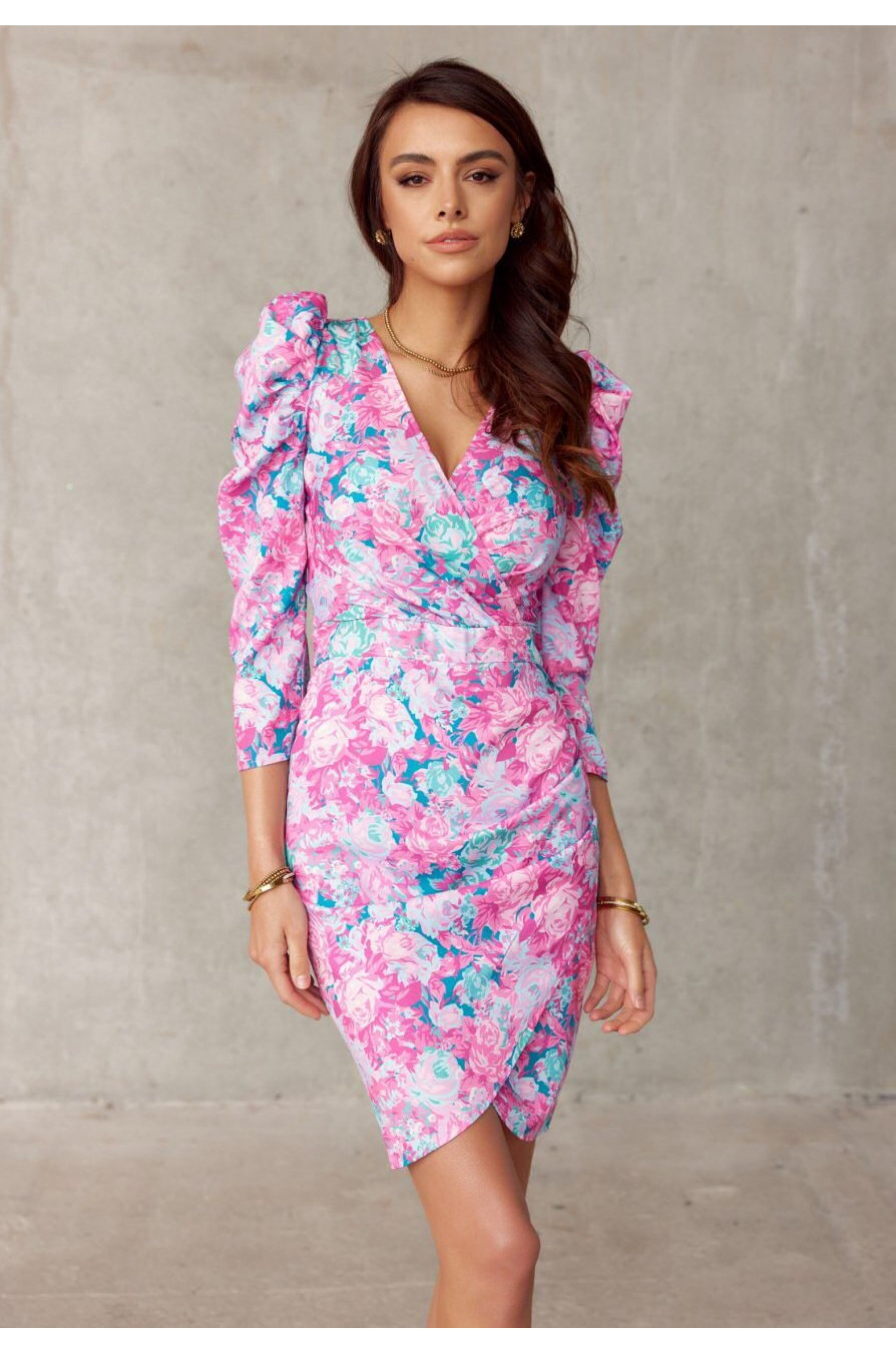 Rochie de vara scurta, roz cu flori multicolore, mulata, cu maneca trei ...