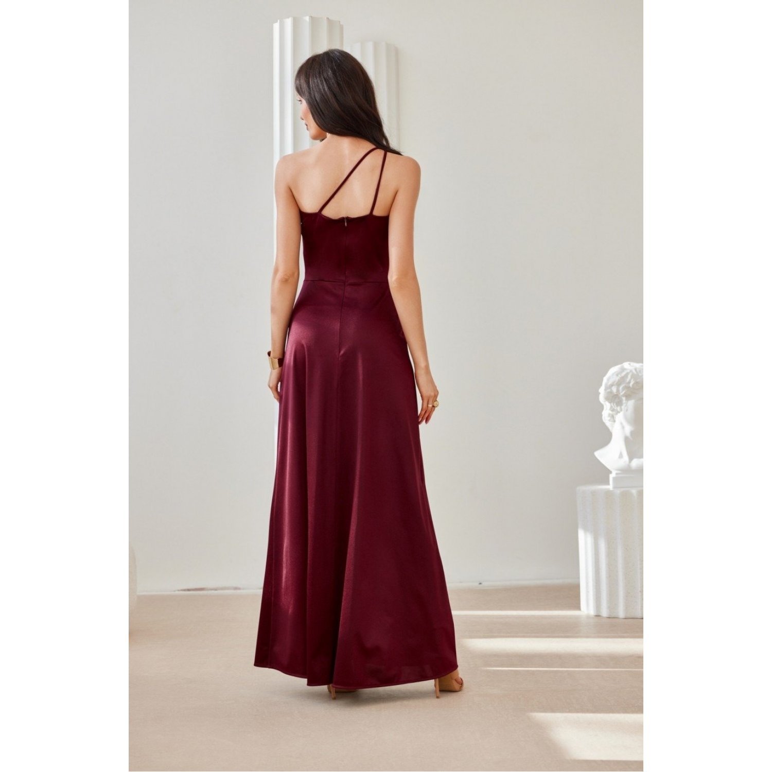 Rochie eleganta lunga din satin burgundy cu umerii goi MoanaR ...