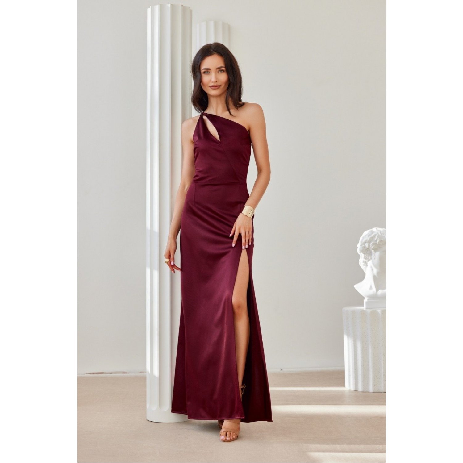 Rochie eleganta lunga din satin burgundy cu umerii goi MoanaR ...