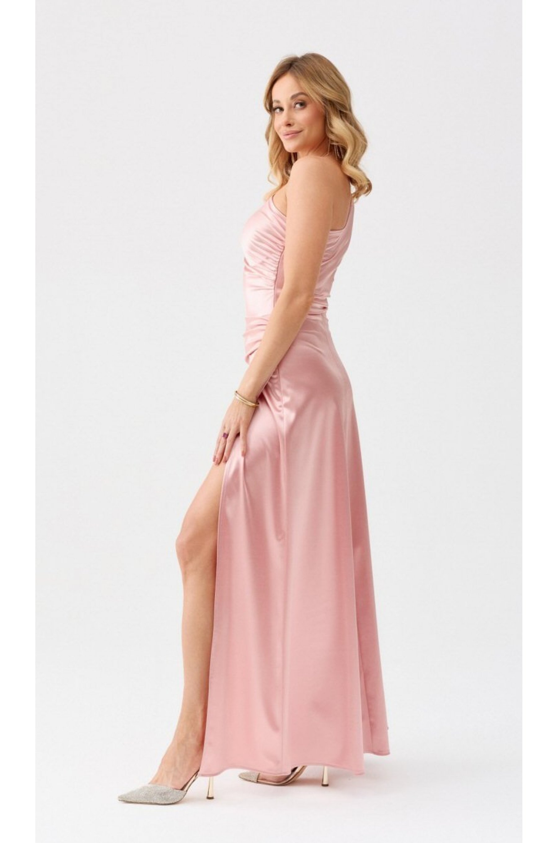 Rochie lunga din satin roz pal cu un umar gol Inez - JojoFashion.ro