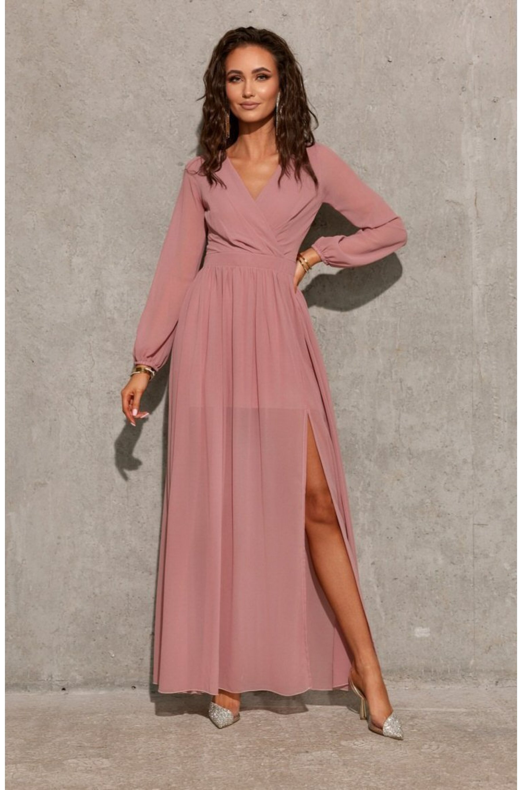 Rochie lunga din voal chiffon roz pudra vaporoasa cu maneca lunga ...