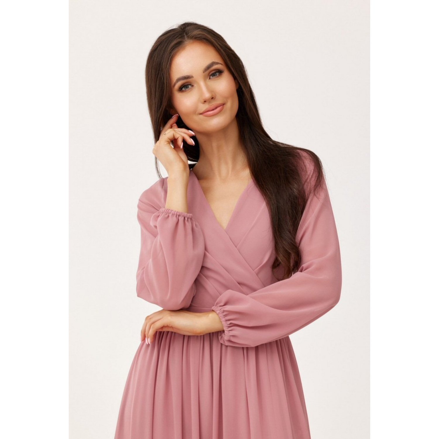 Rochie lunga din voal chiffon roz pudra vaporoasa cu maneca lunga ...