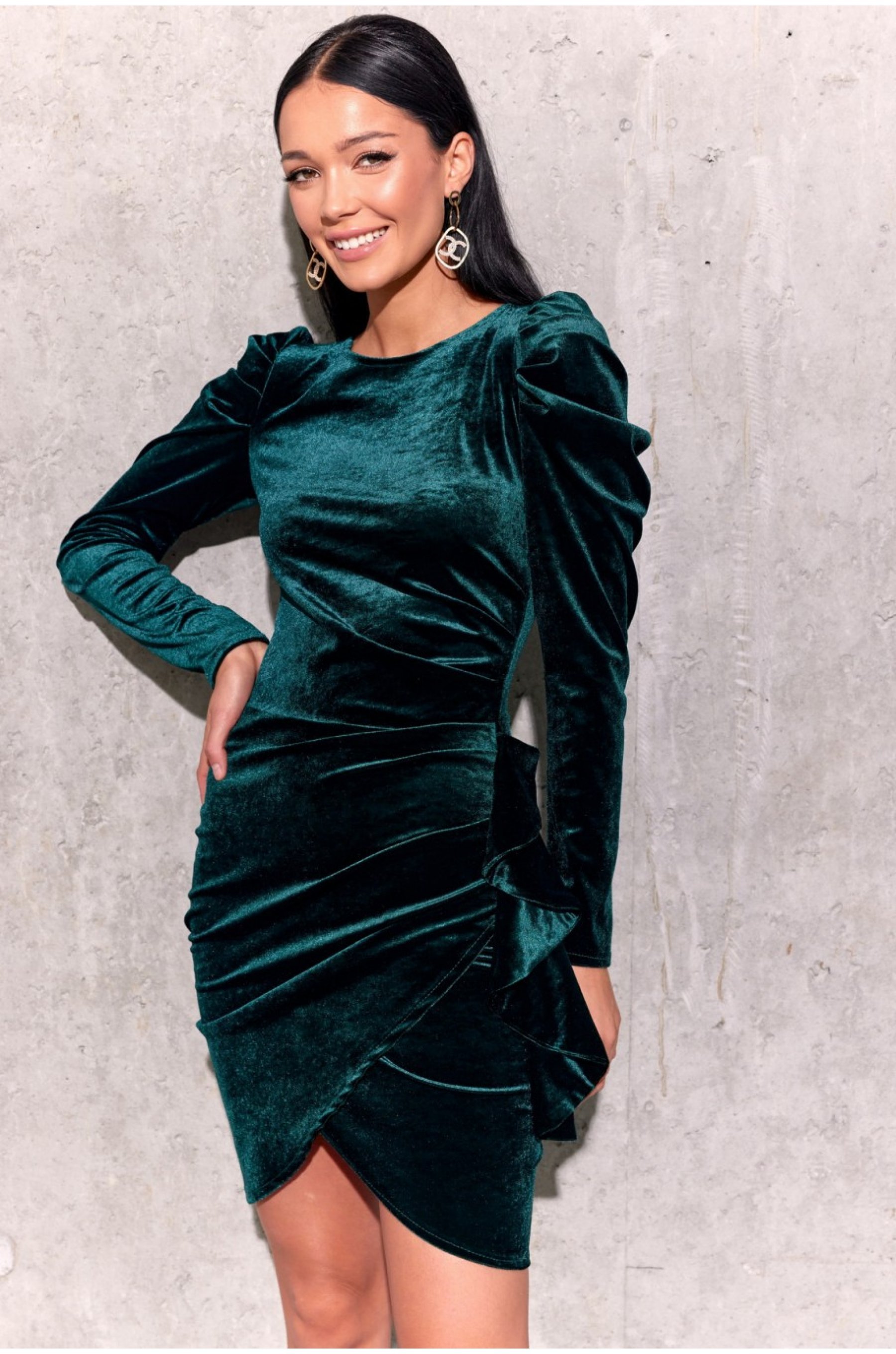 Rochie scurta verde mulata din catifea cu maneca lunga Lola ...