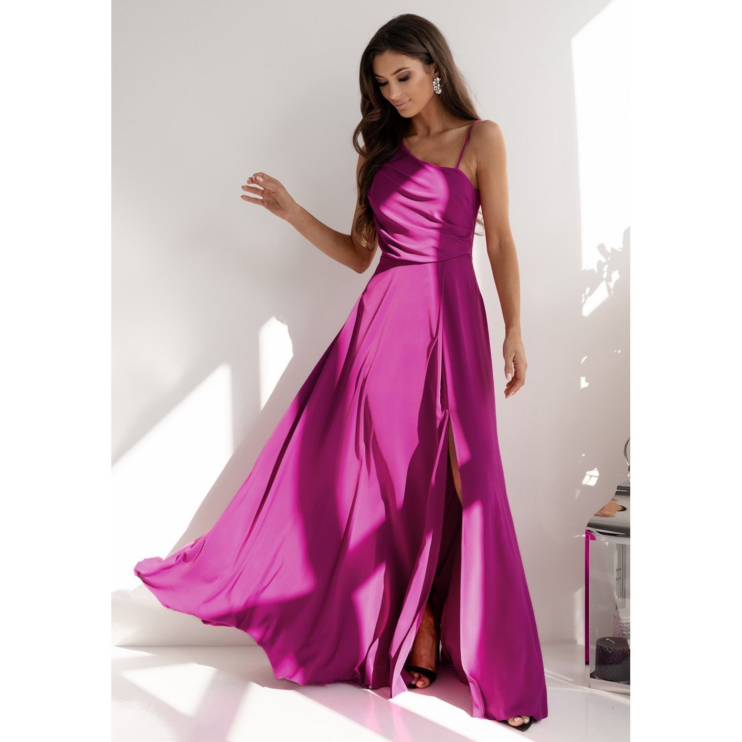 Rochie de ocazie lunga roz magenta cu un umar gol vaporoasa Monako ...