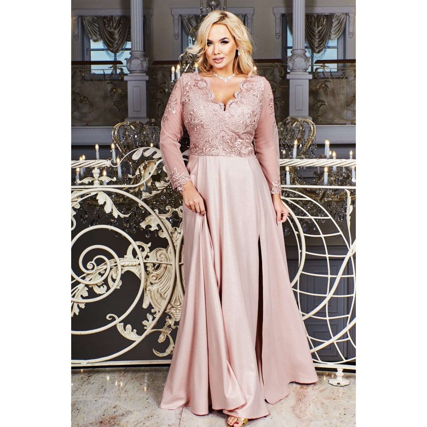 Rochie lunga din dantela brocard roz pastelat cu maneca lunga Carmen ...