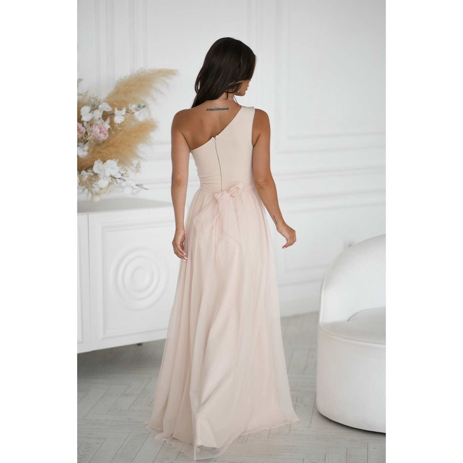 Rochie eleganta lunga din tulle bej cu paiete vaporoasa cu un umar gol ...