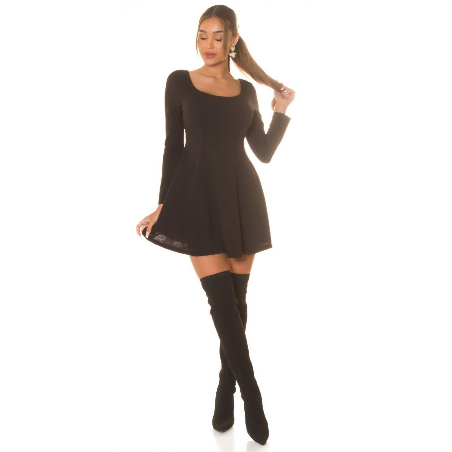 Rochie albastra cu funda roz voluminoasa si volane