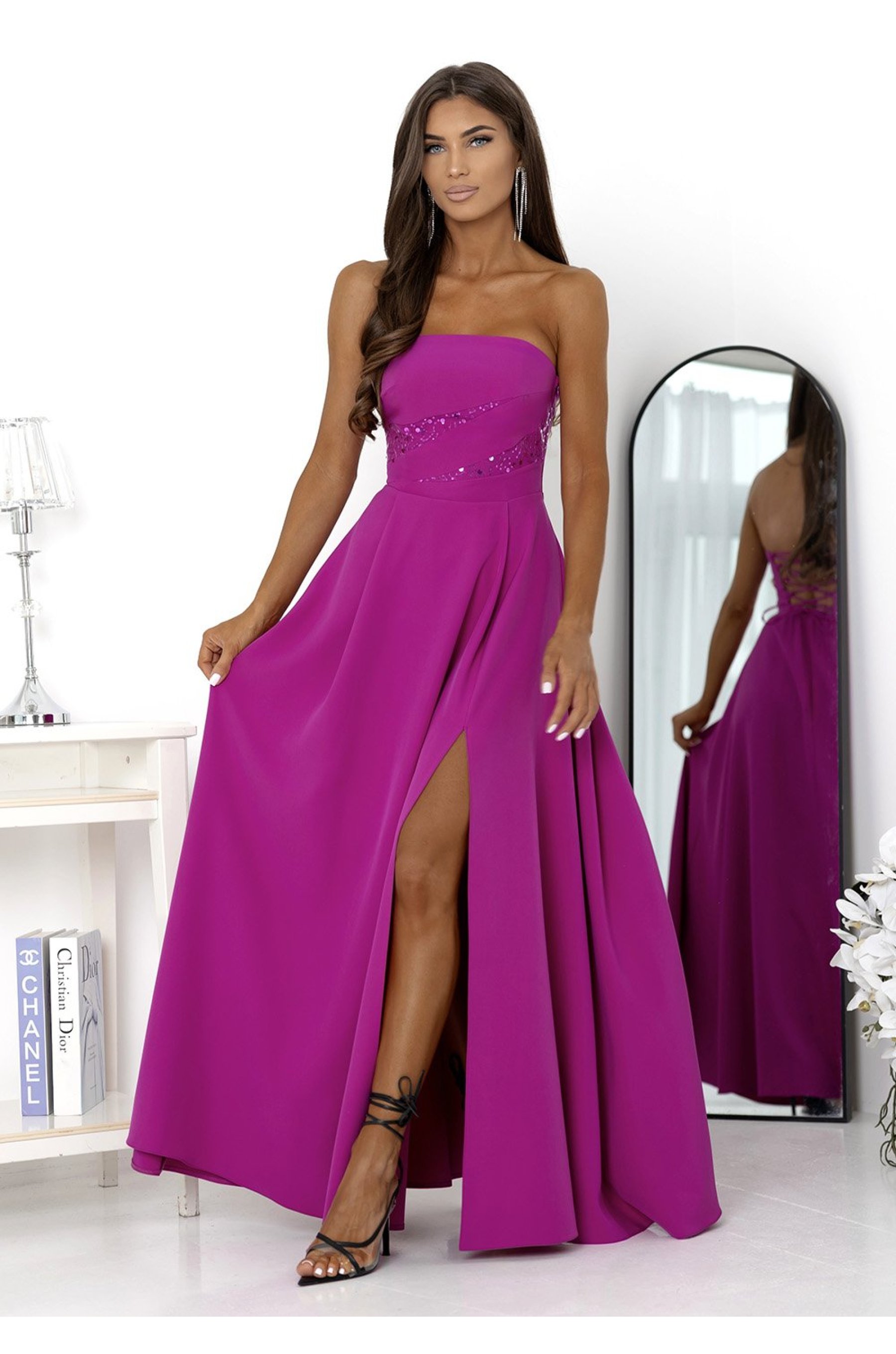 Rochie de banchet lunga roz magenta cu bust tip corset si umeri goi ...