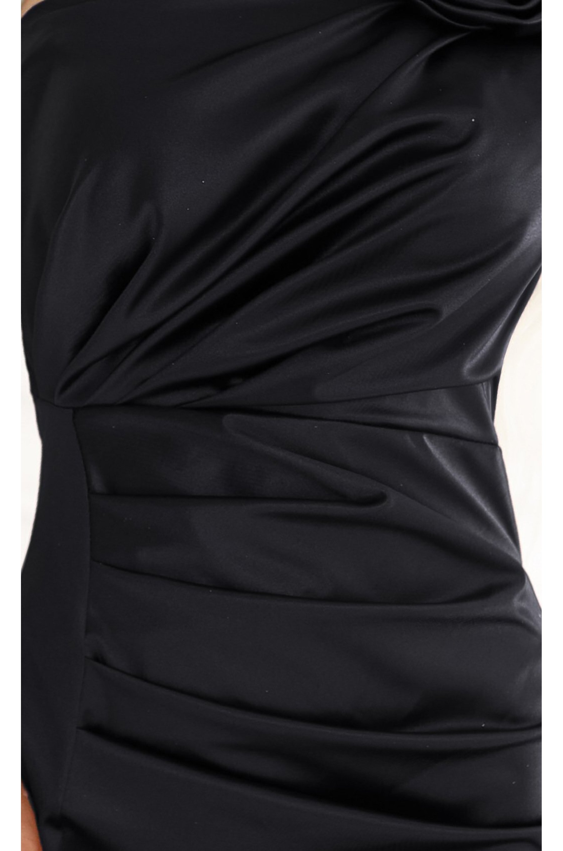 Rochie eleganta lunga neagra din satin cu floare pe umar LeilaN ...